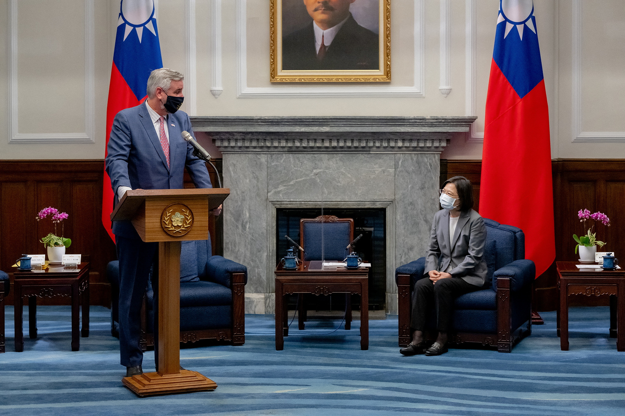 Taiwan touts 'democracy chips' in meeting with U.S. state governor ...