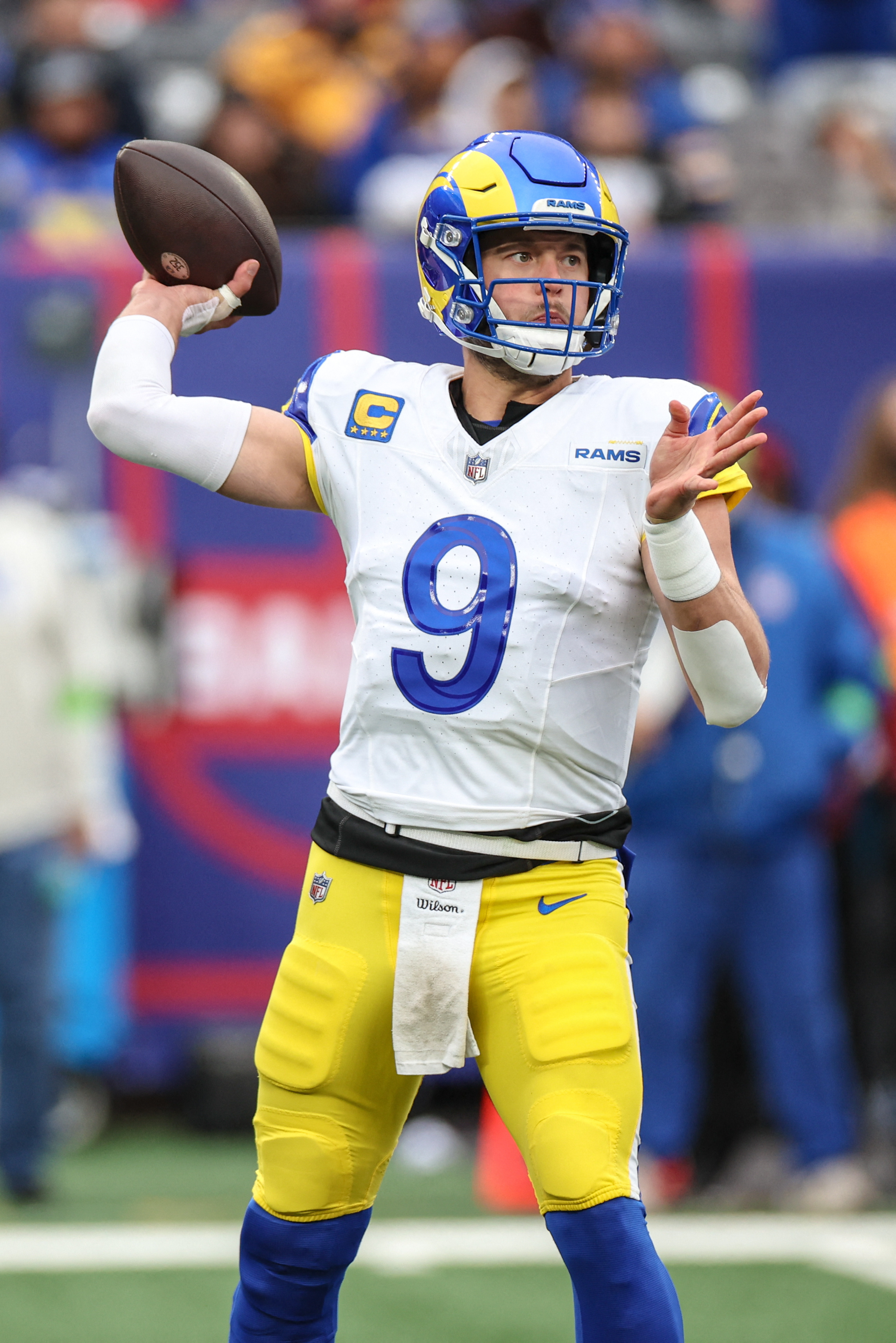 Rams score early, hold off Giants | Reuters