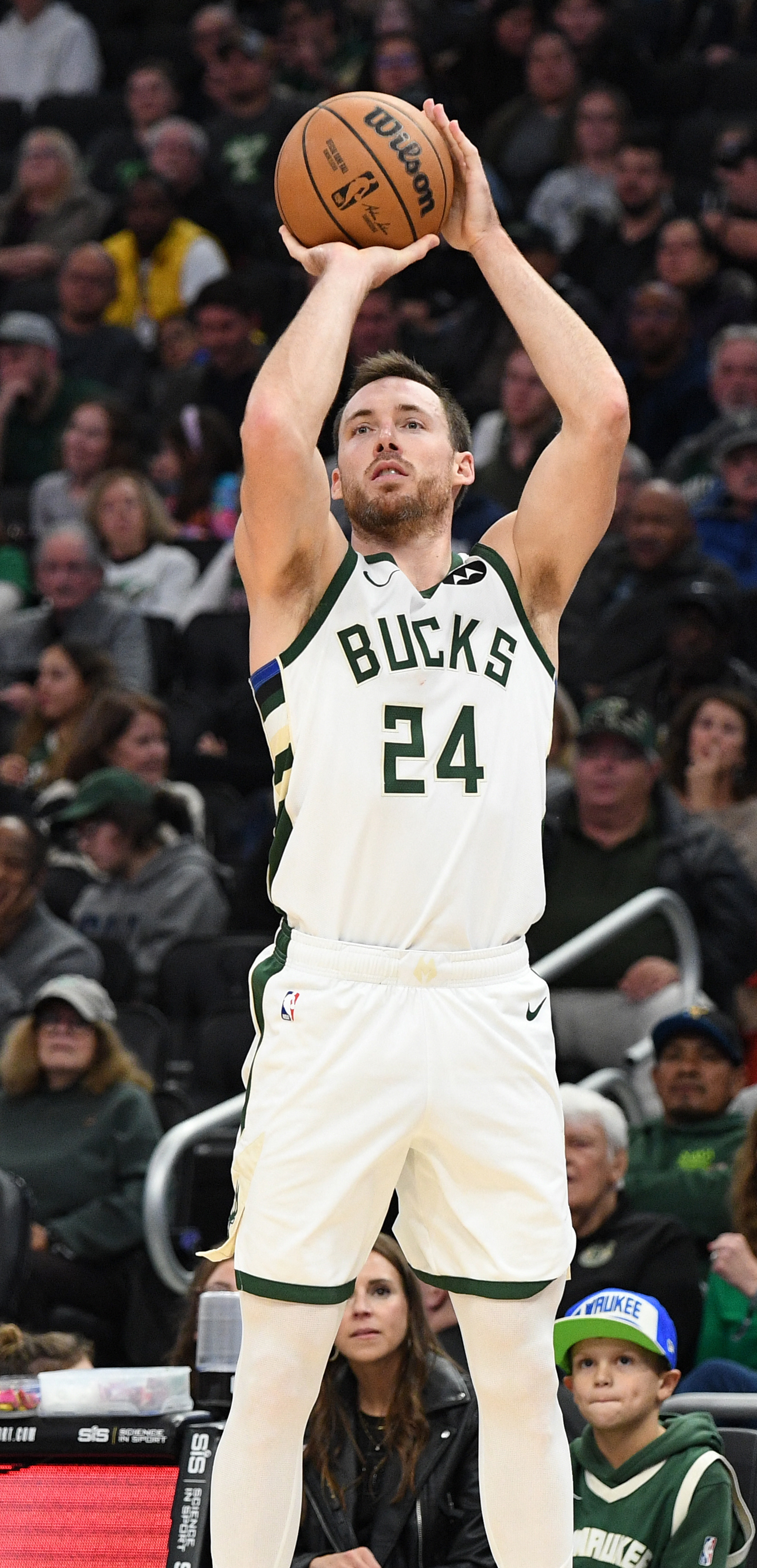 Bucks erase 4th-quarter deficit in win over Pistons | Reuters