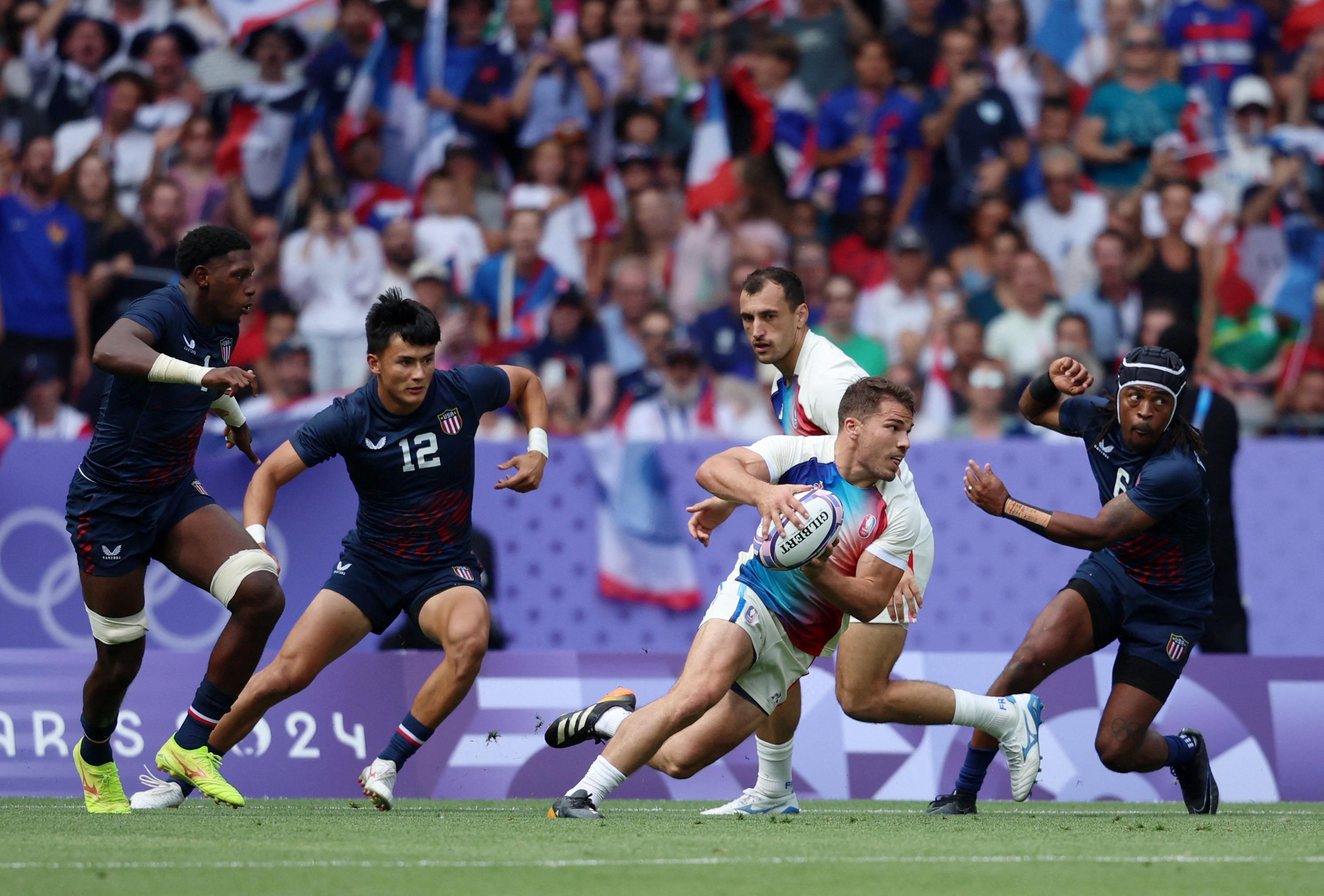 Rugby Sevens-Dupont's France stay alive after stuttering start | Reuters