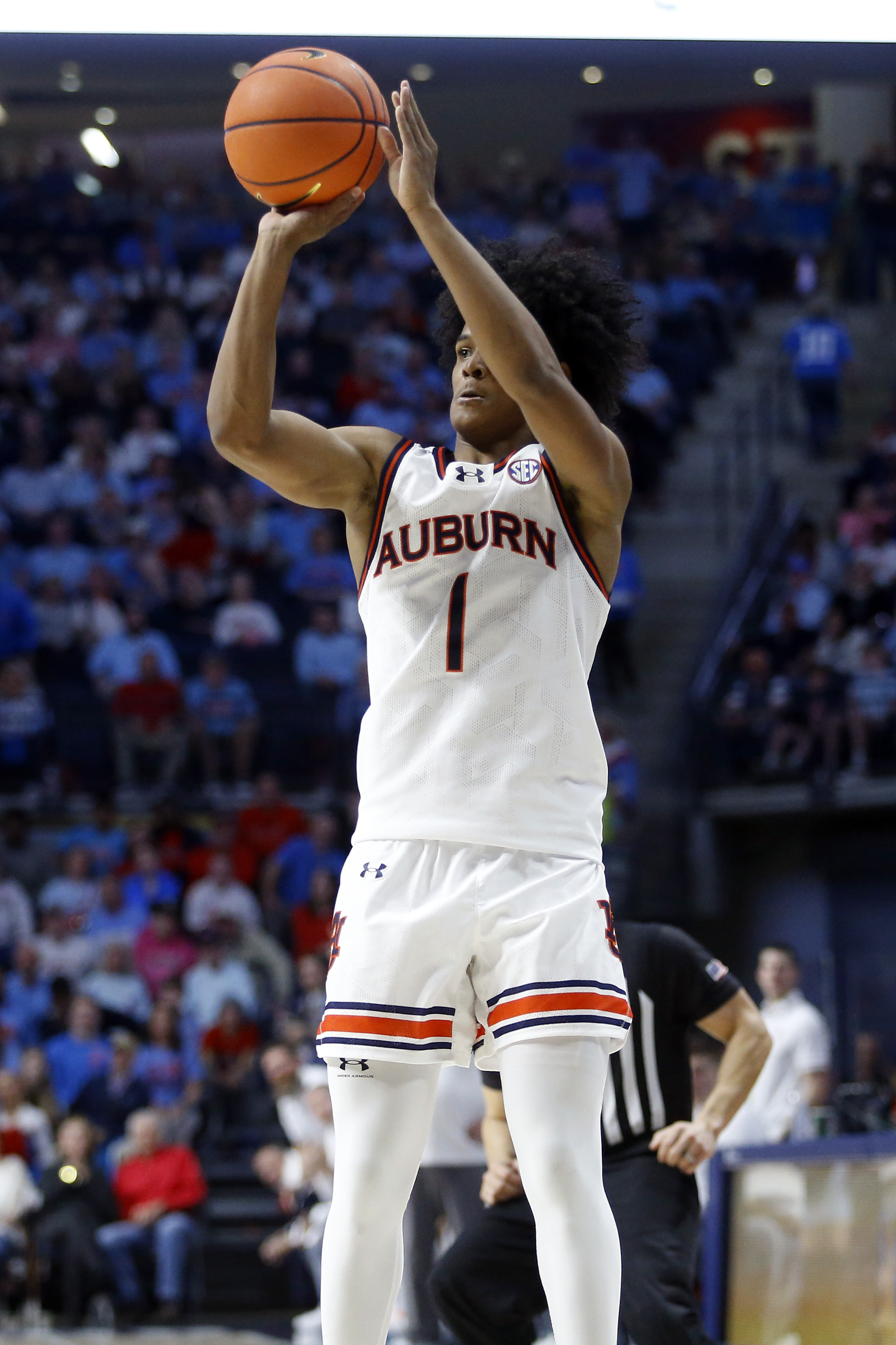 Johni Broome's big 2nd half leads No. 16 Auburn past Ole Miss | Reuters