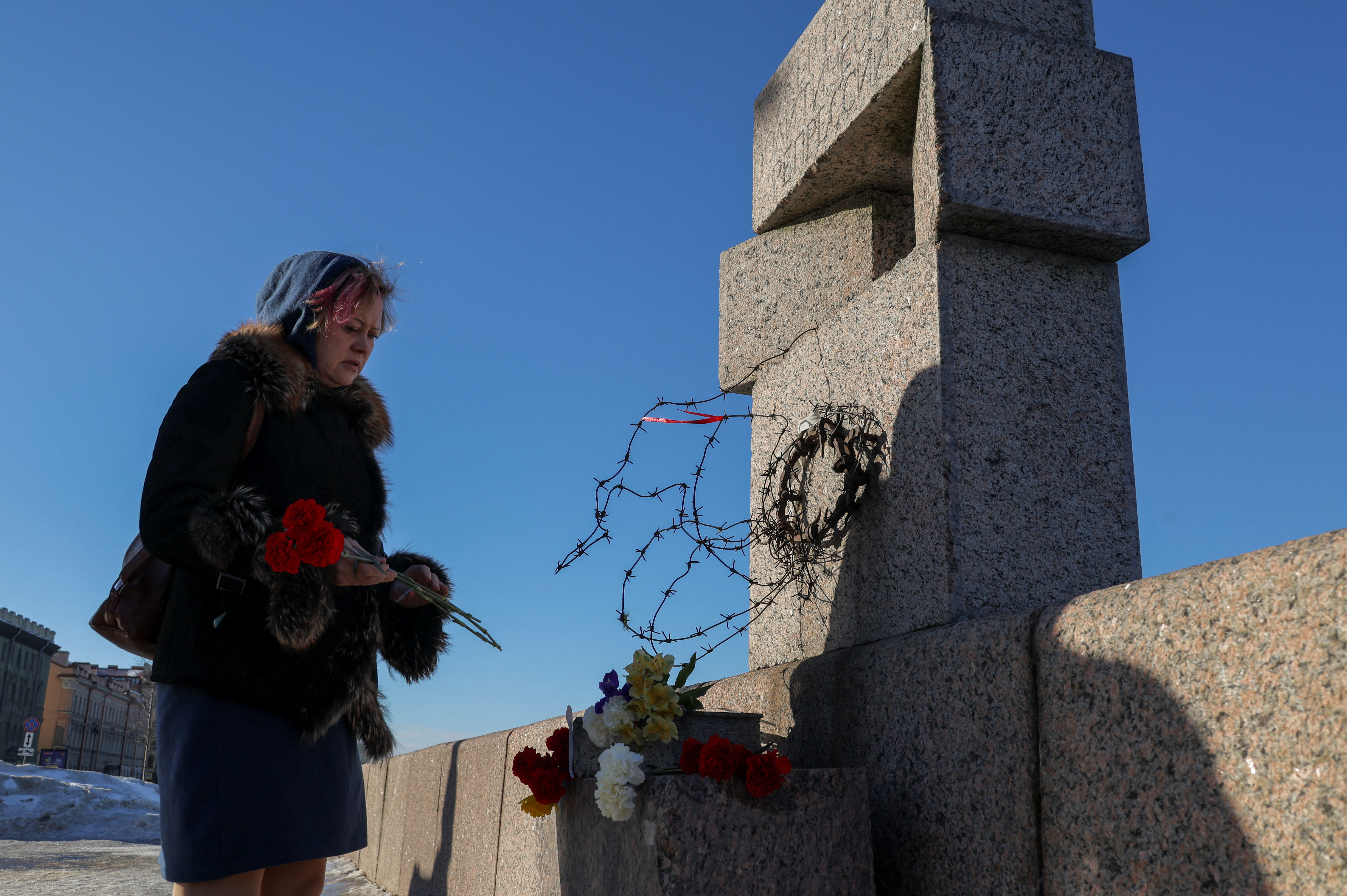 Alexei Navalny death sparks memorials and protests around the globe ...