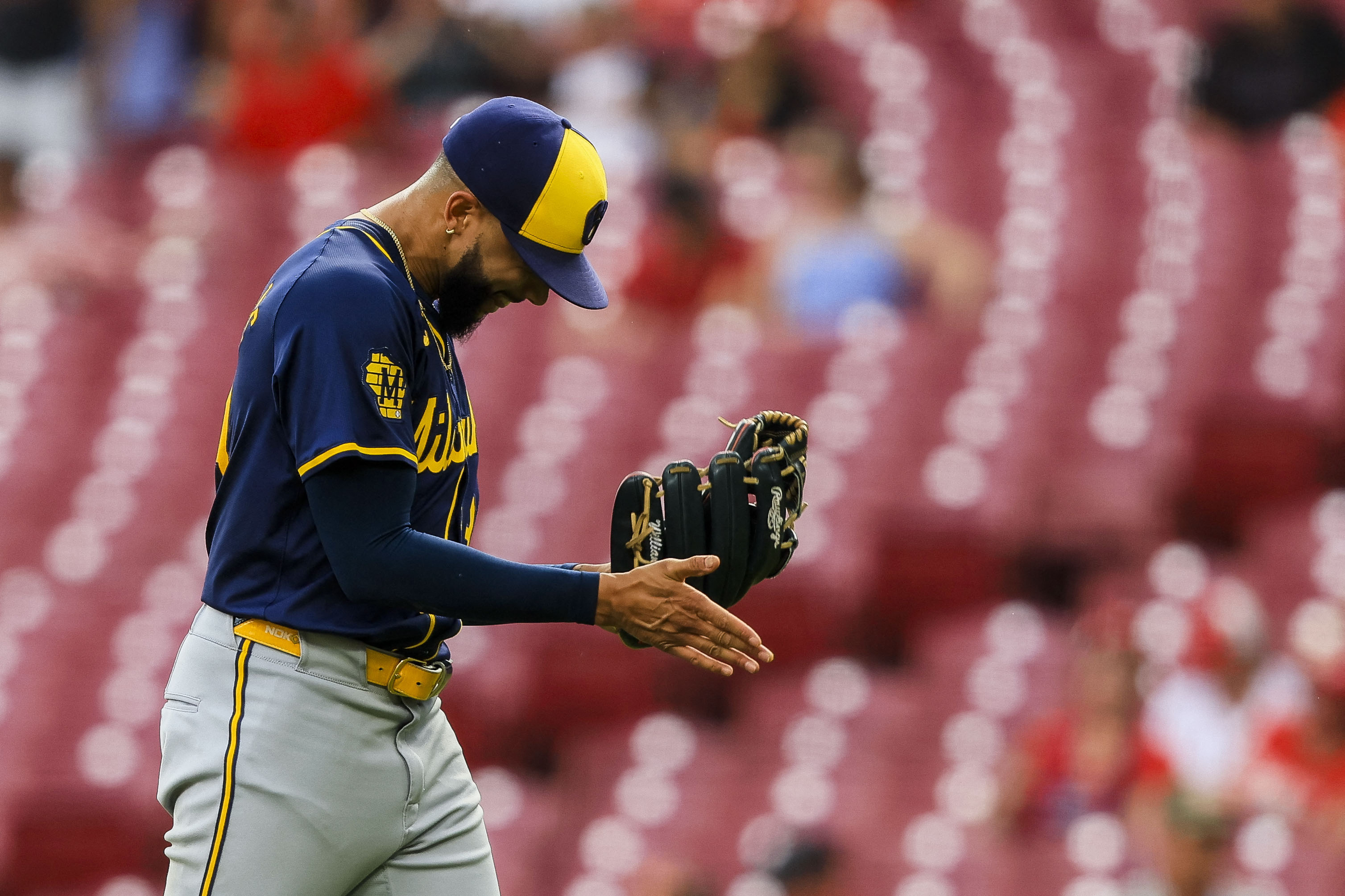 Brewers score 10 in ninth, roll past Reds for DH sweep | Reuters