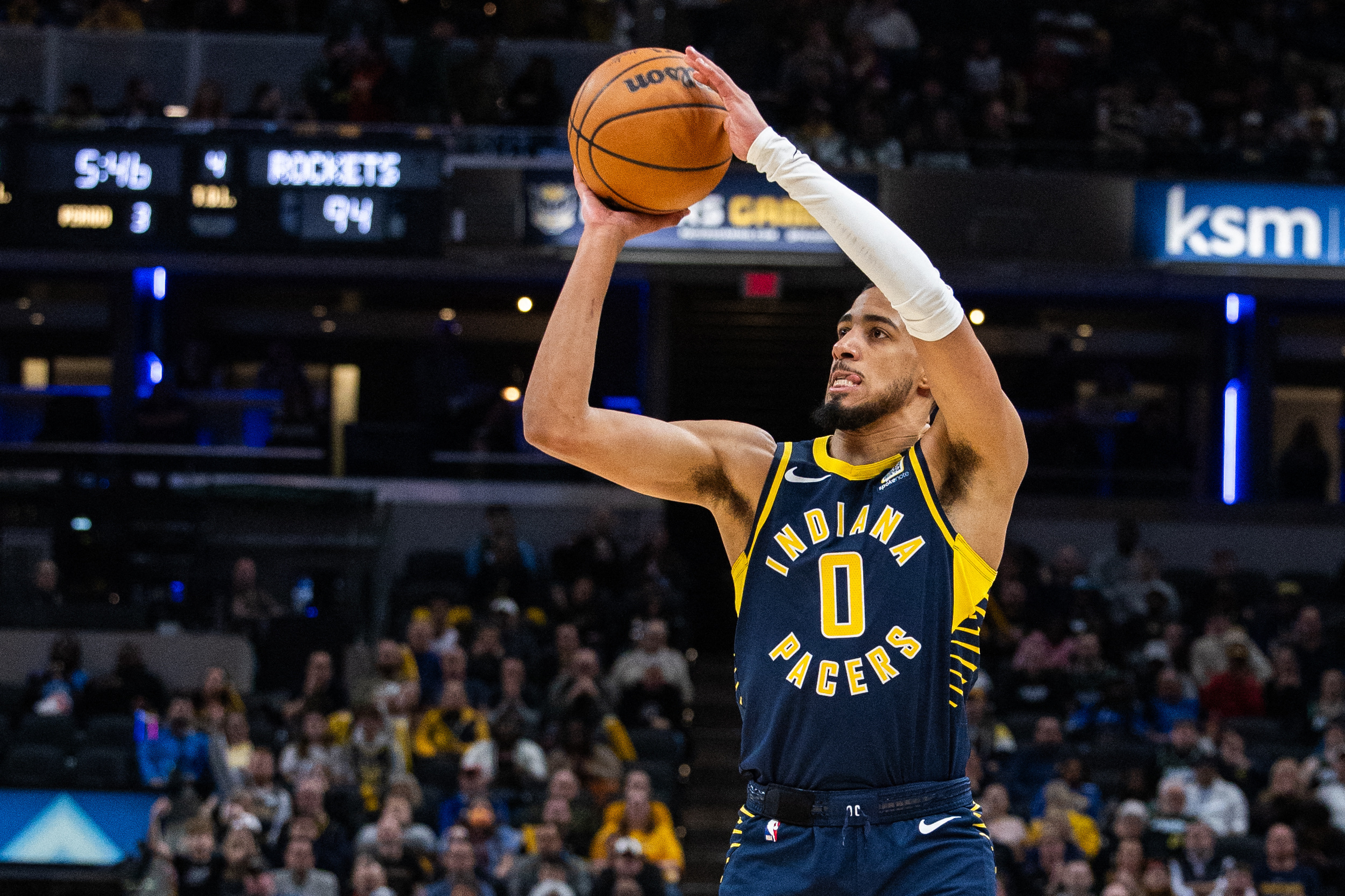 Hot-shooting Pacers fend off Rockets | Reuters