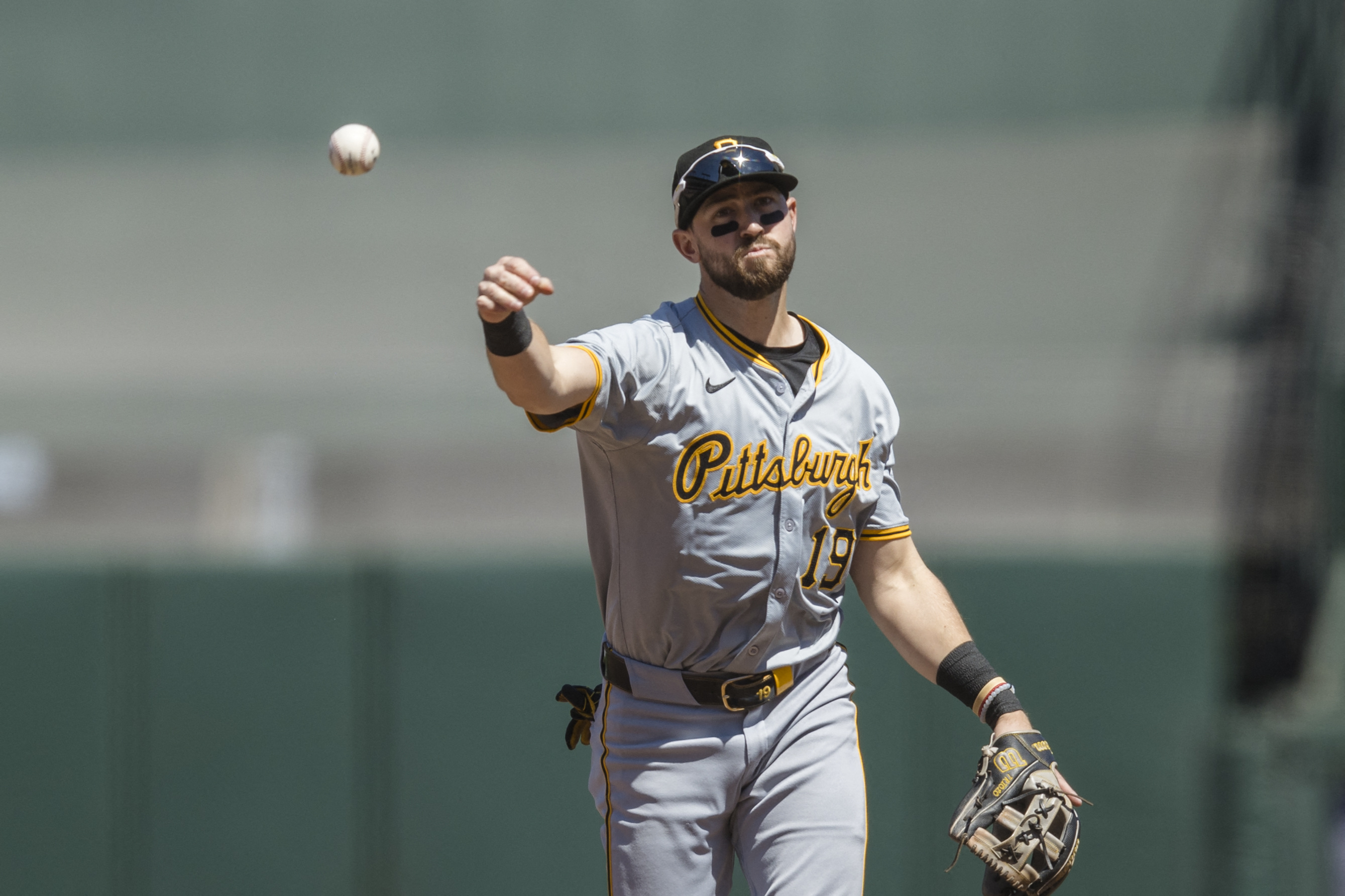 Giants edge Pirates to win low-scoring series | Reuters