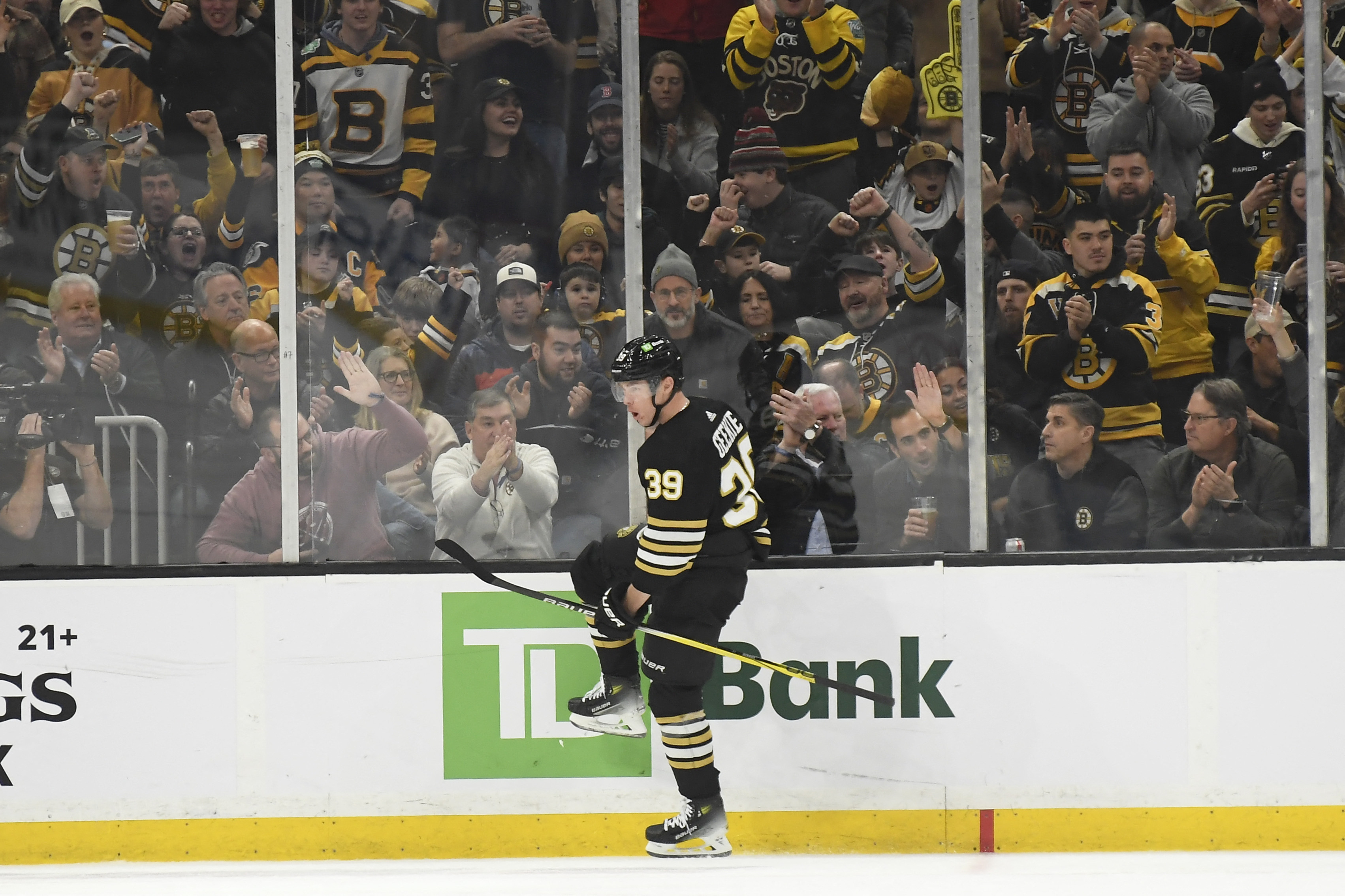 Sidney Crosby delivers game-winner, Penguins edge Bruins 6-5 | Reuters