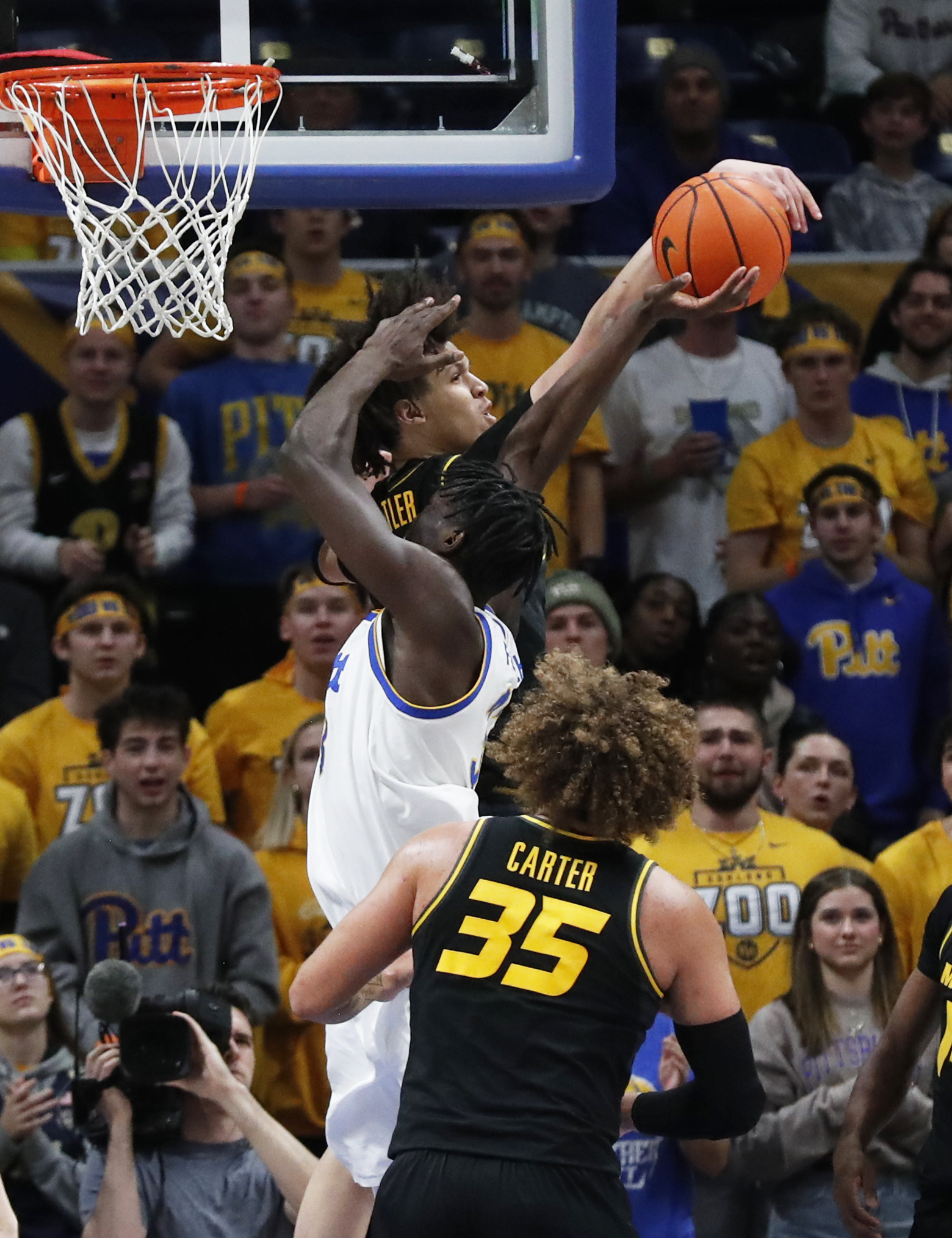 Missouri ends Pitt's home winning streak | Reuters