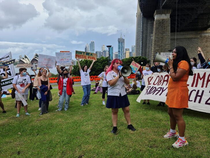 Young Australians take climate protest to prime minister's residence ...