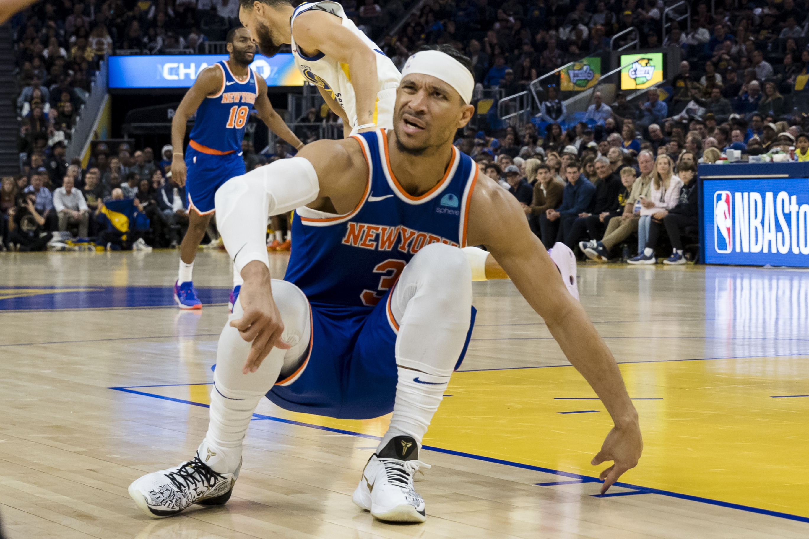 Backcourt duo carries Knicks over Warriors, 119-112 | Reuters