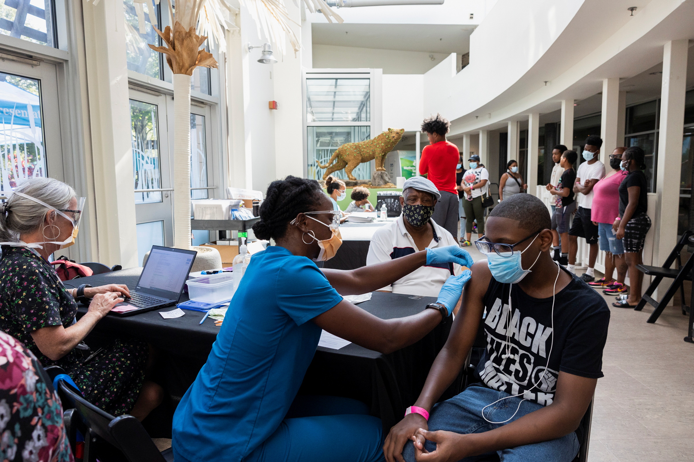 U.S. administers 443.4 mln doses of COVID-19 vaccines - CDC | Reuters