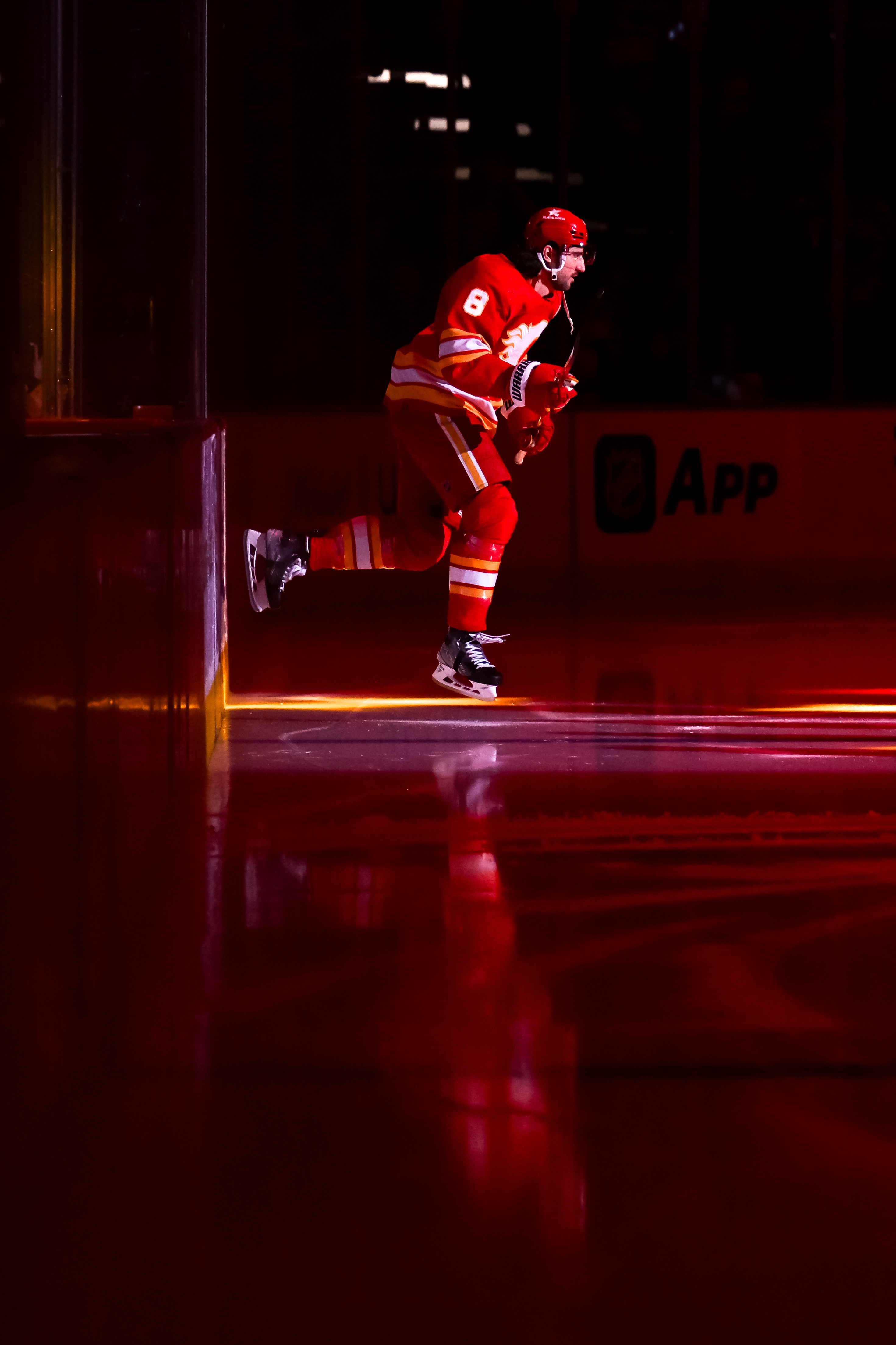 Flames end losing streak by edging Flyers | Reuters