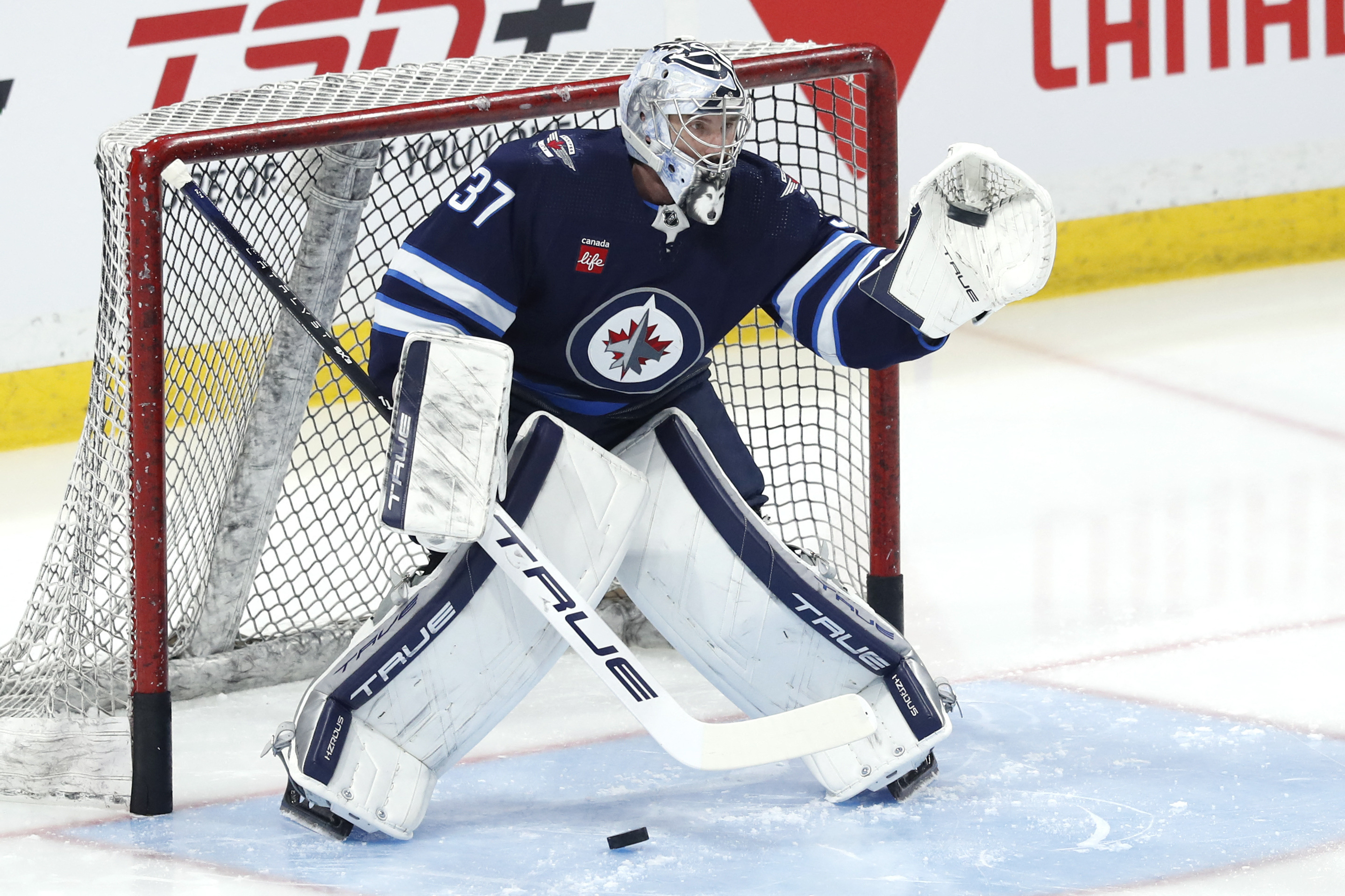 Jets douse Flames, clinch playoff berth | Reuters