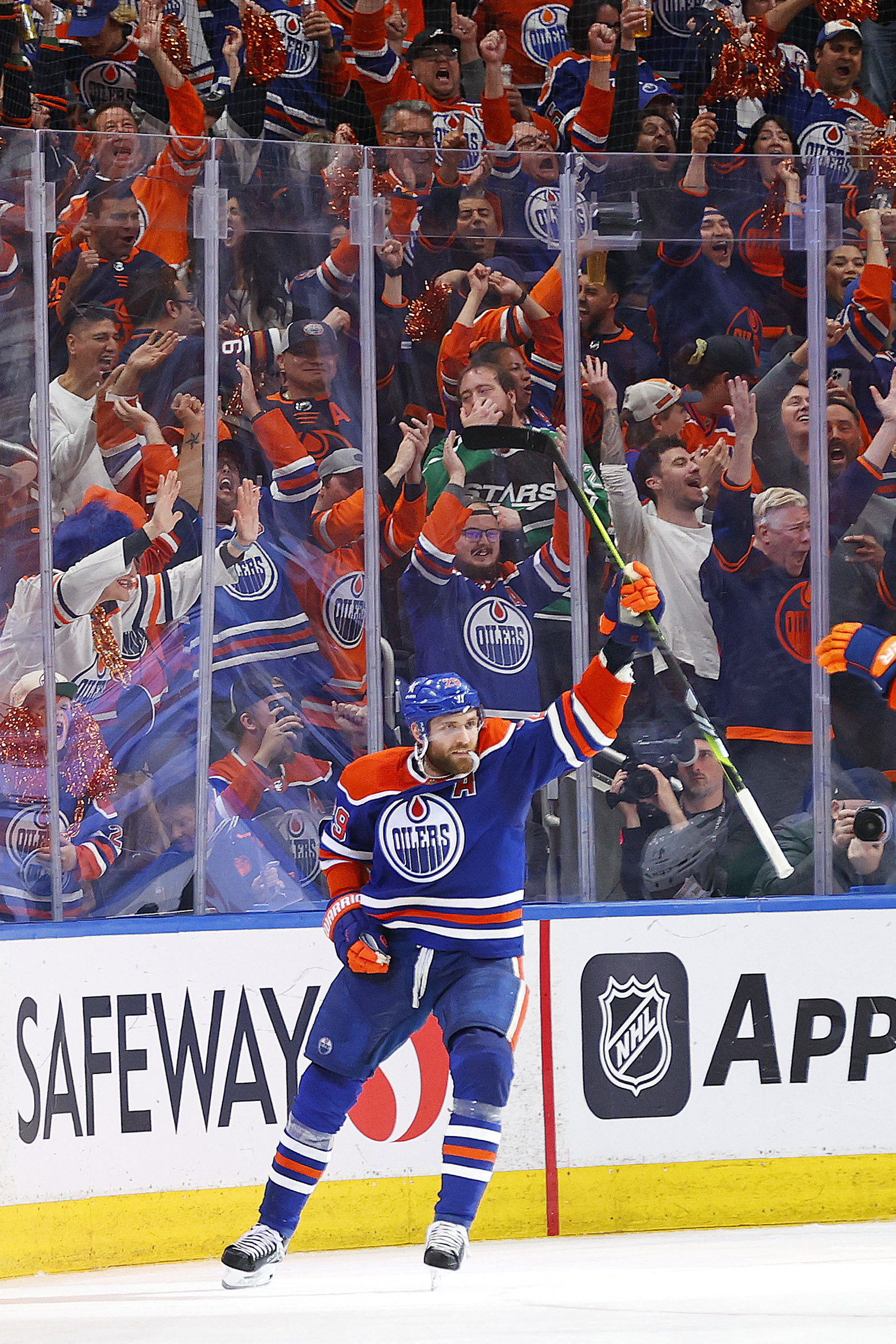 Oilers score last five goals to even series with Stars | Reuters