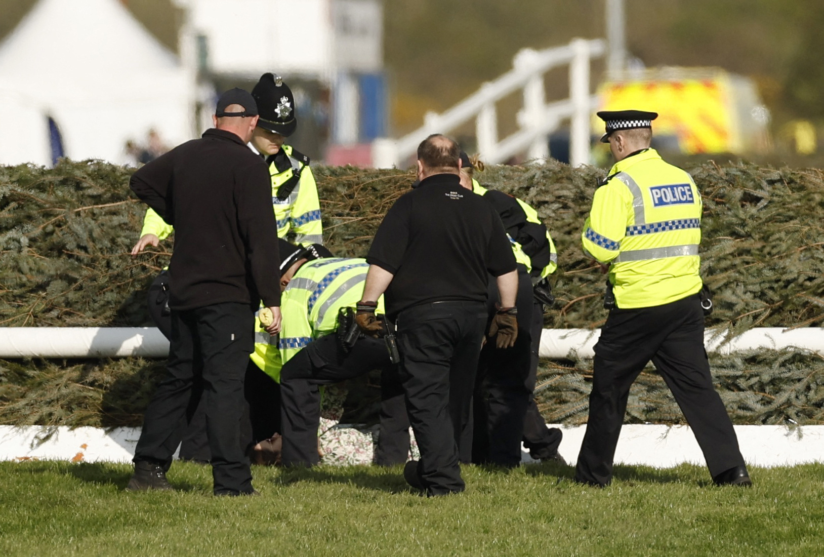 Protesters delay UK's Grand National horse race, 118 arrested | Reuters