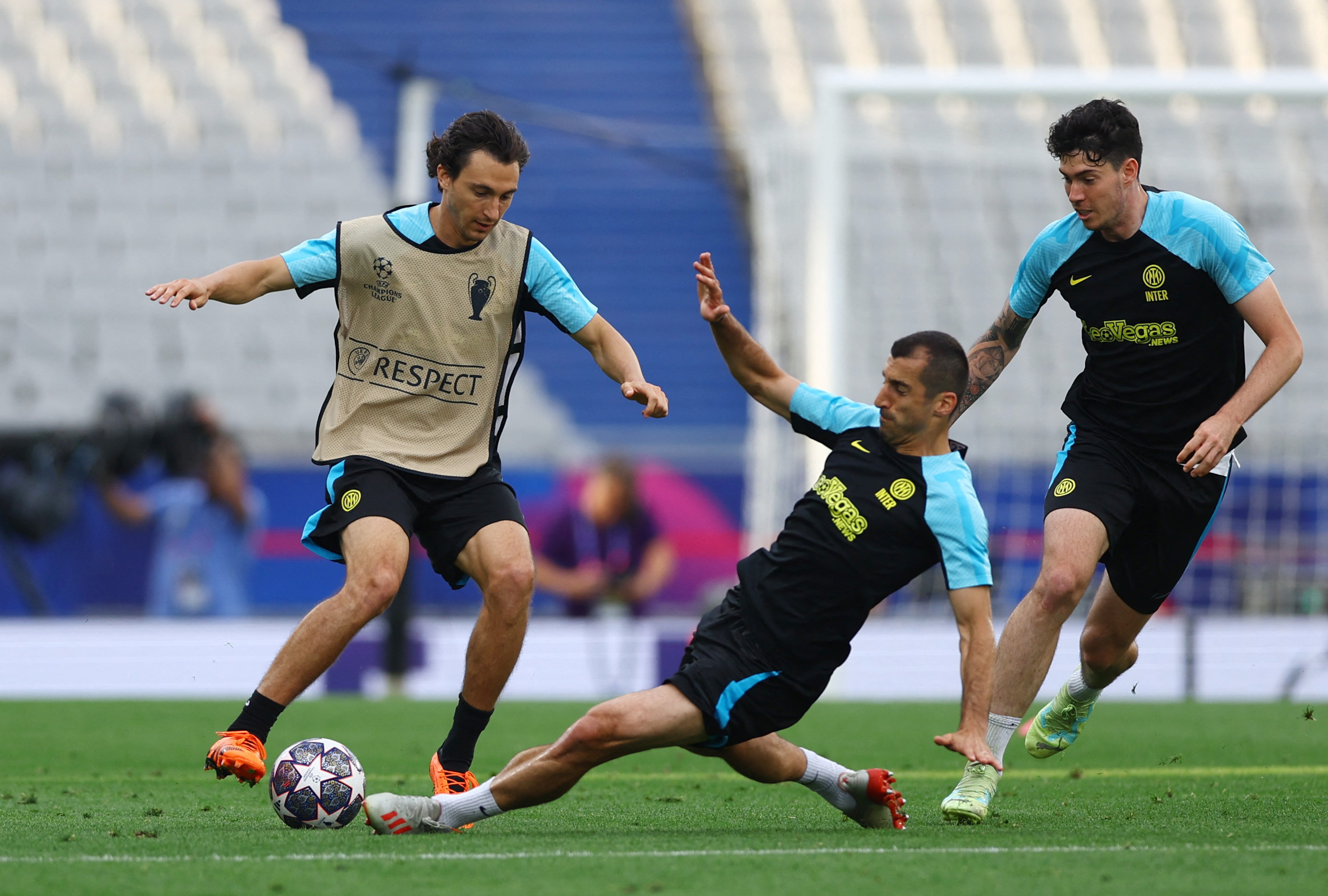 Walker misses out for Man City, Inter starting lineup as expected | Reuters