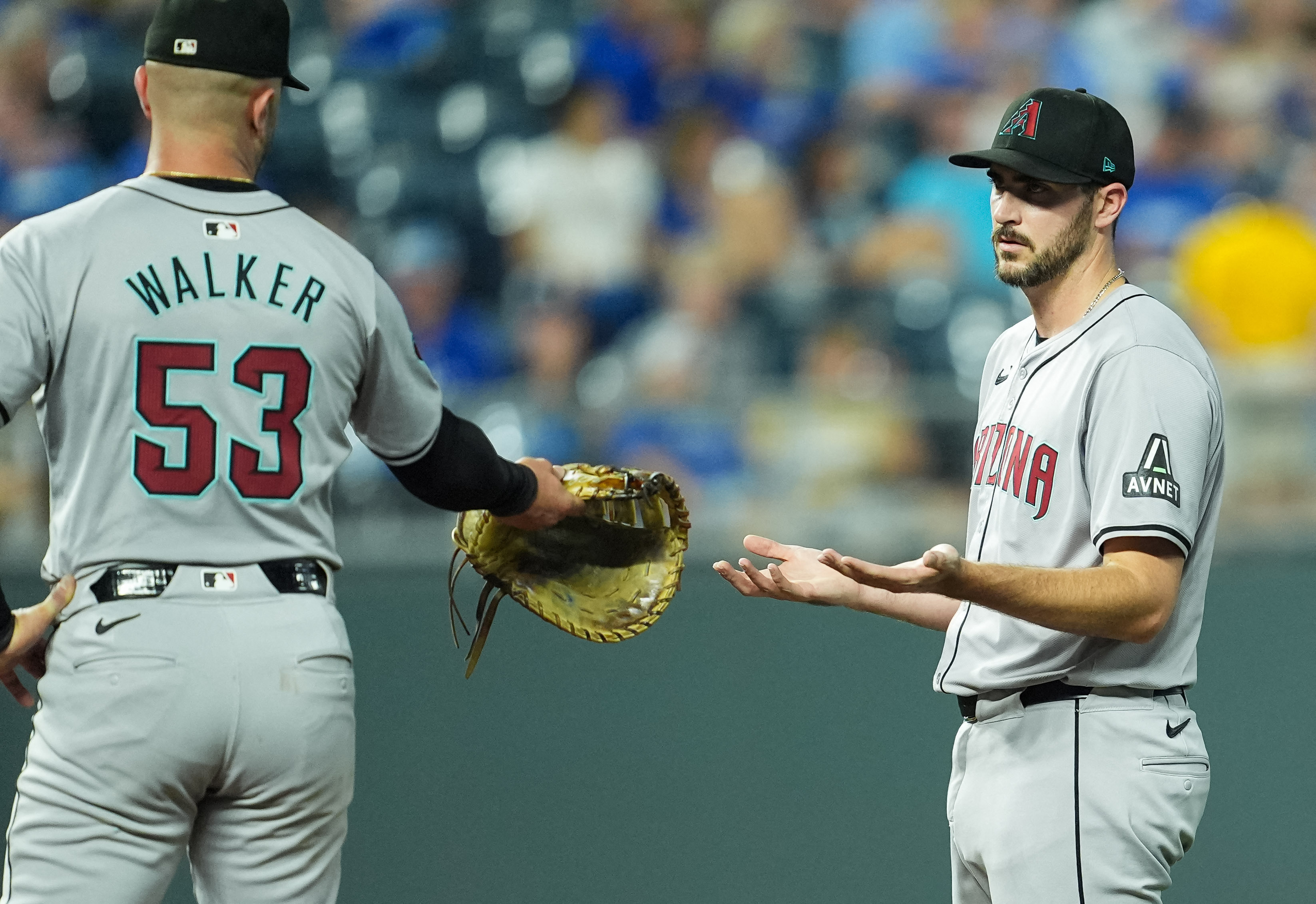Diamondbacks score early, even series with Royals | Reuters