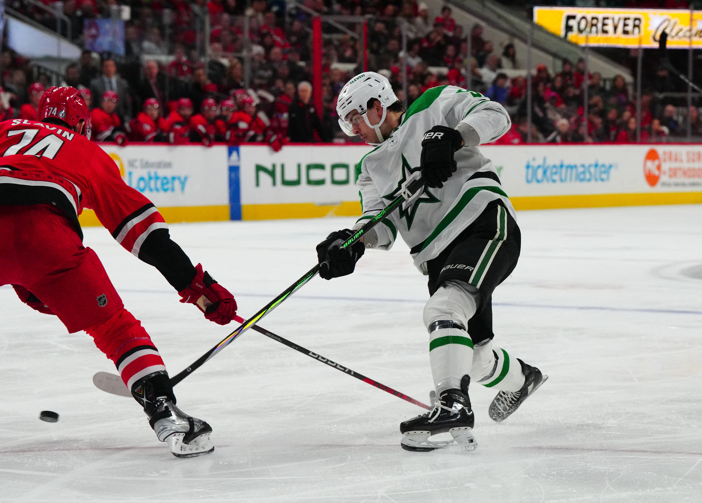 Stars edge Hurricanes to halt winless streak | Reuters