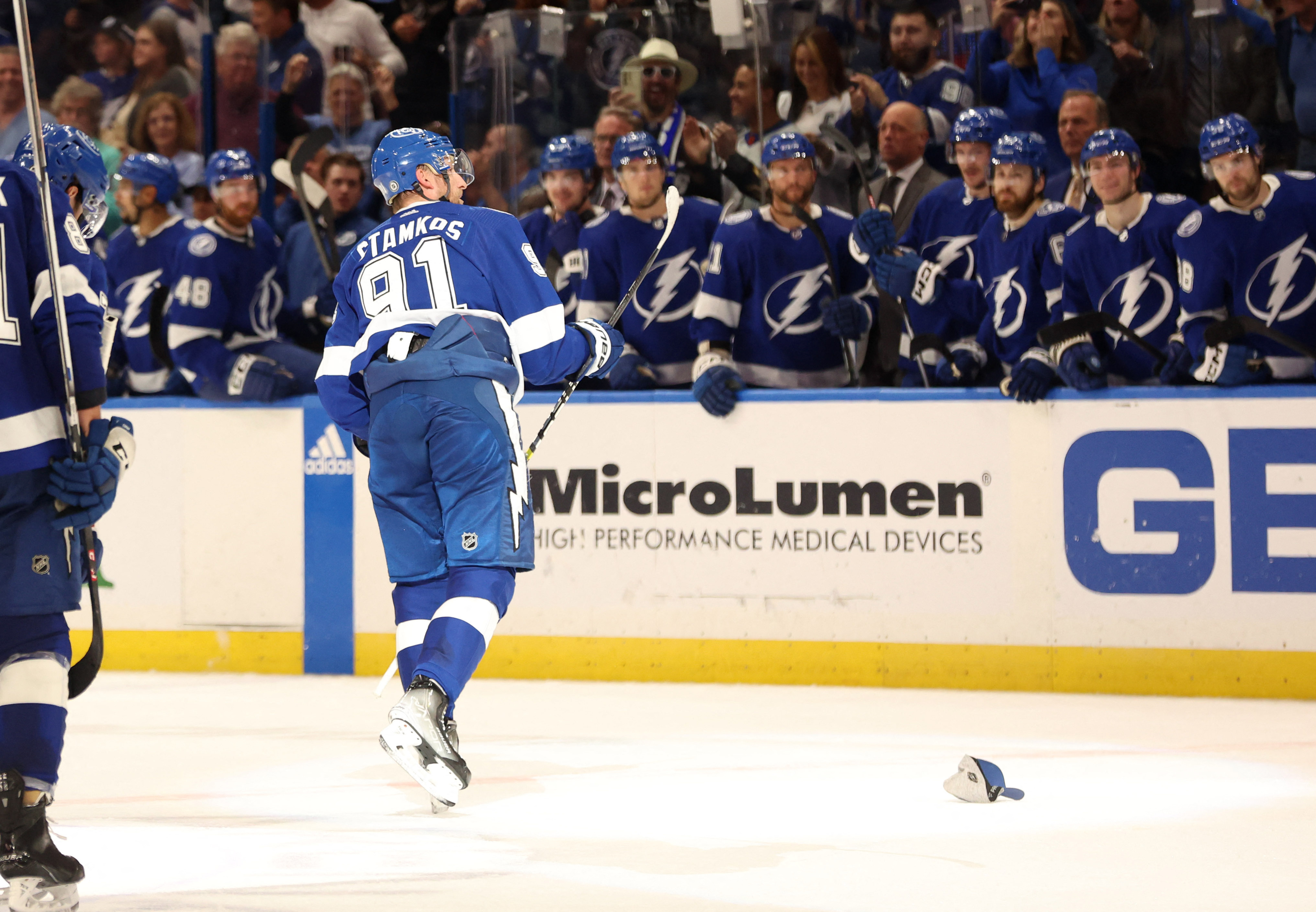 Steven Stamkos' hat trick gets Lighting past Blue Jackets | Reuters