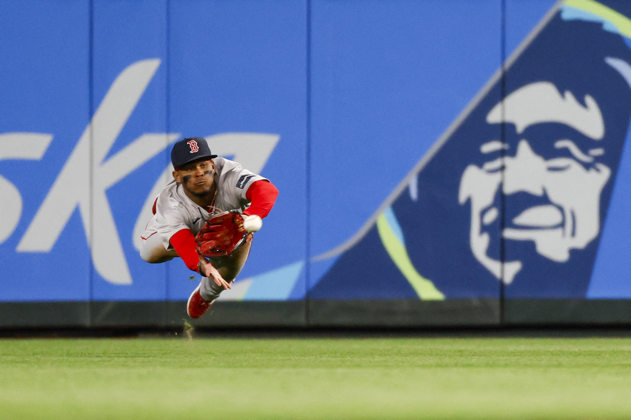 Mariners score three in 10th to stun Red Sox | Reuters