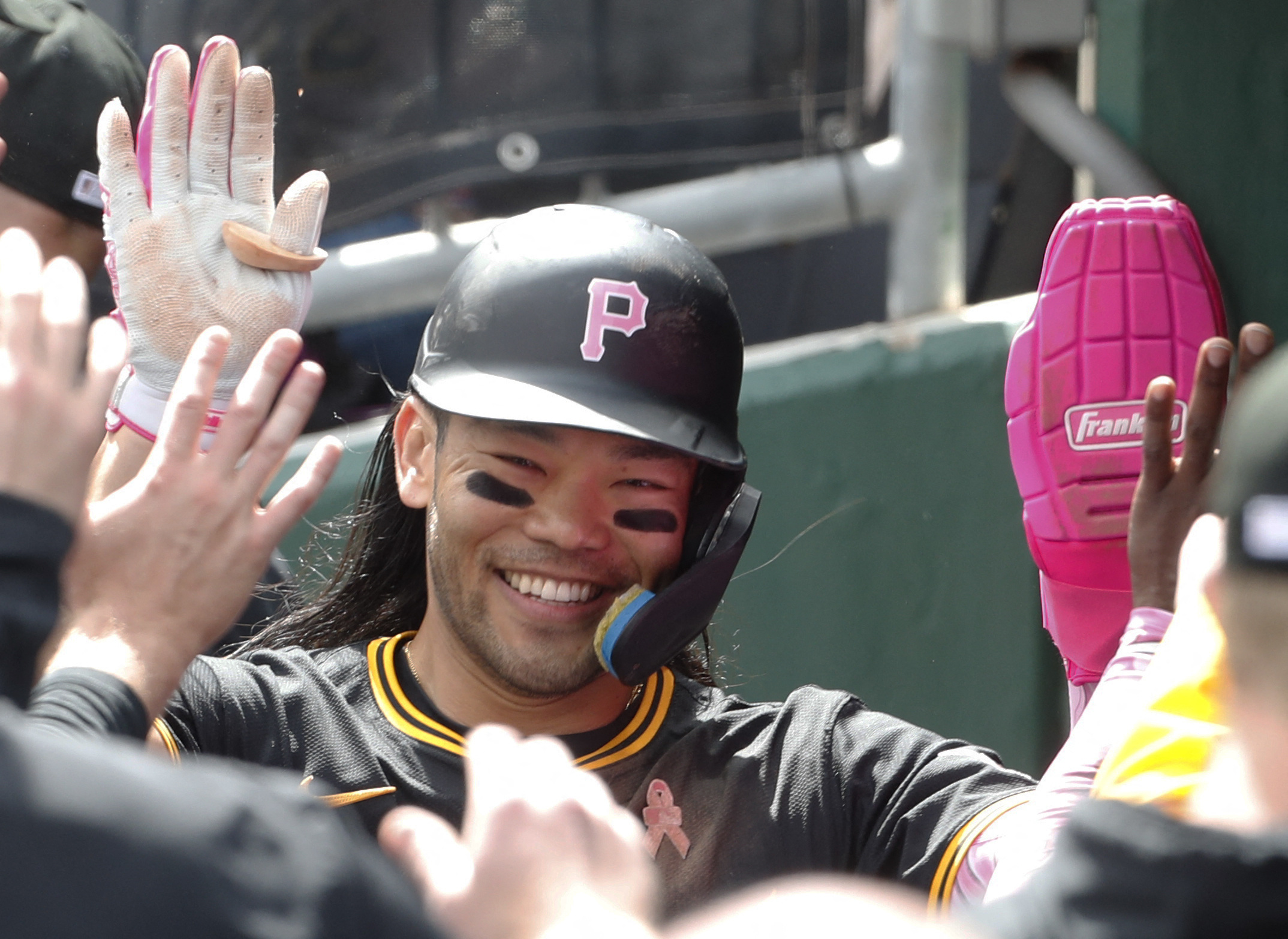 Cubs hold on for series win over slumping Pirates | Reuters