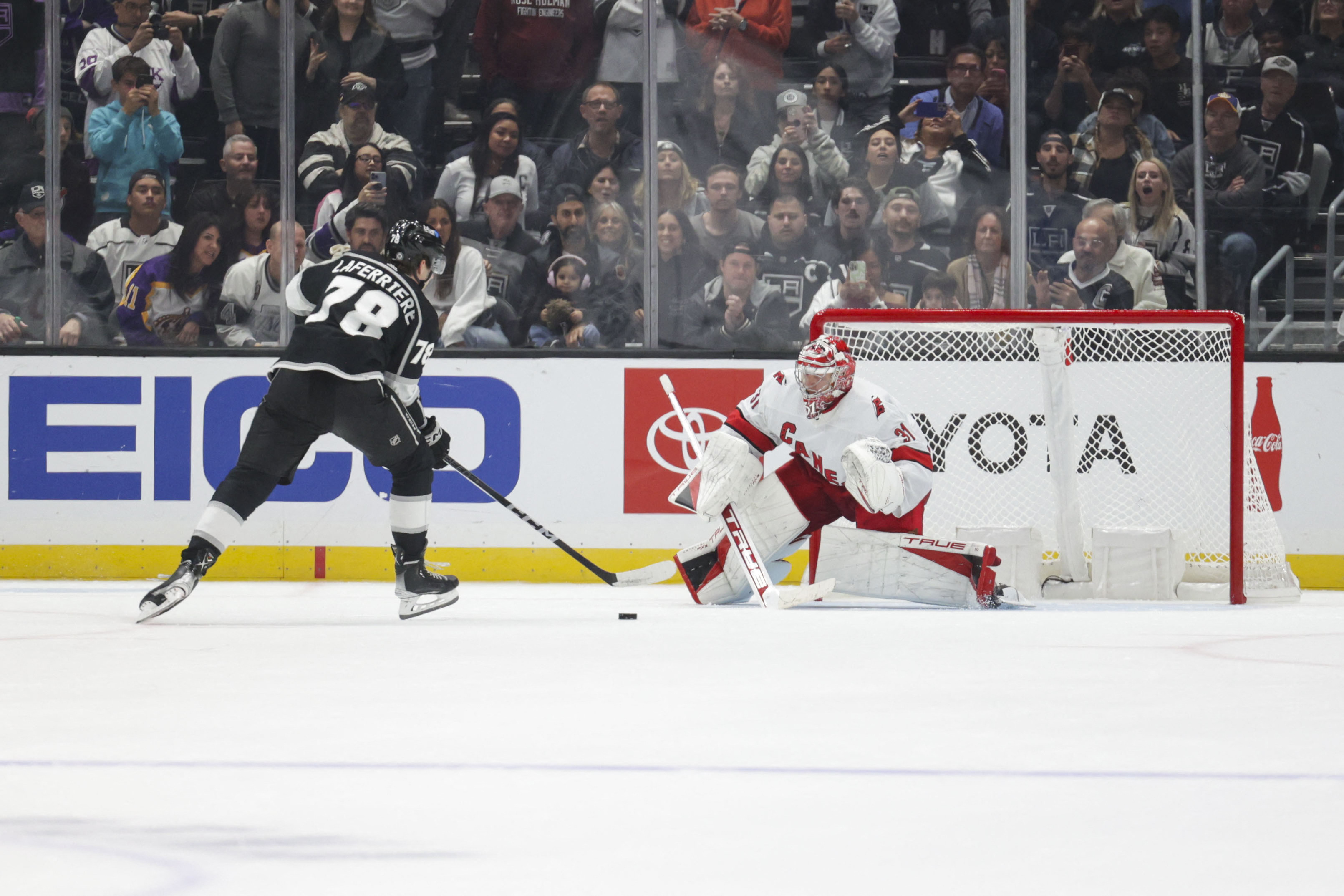 Hurricanes blow early lead, beat Kings in 9-round shootout | Reuters