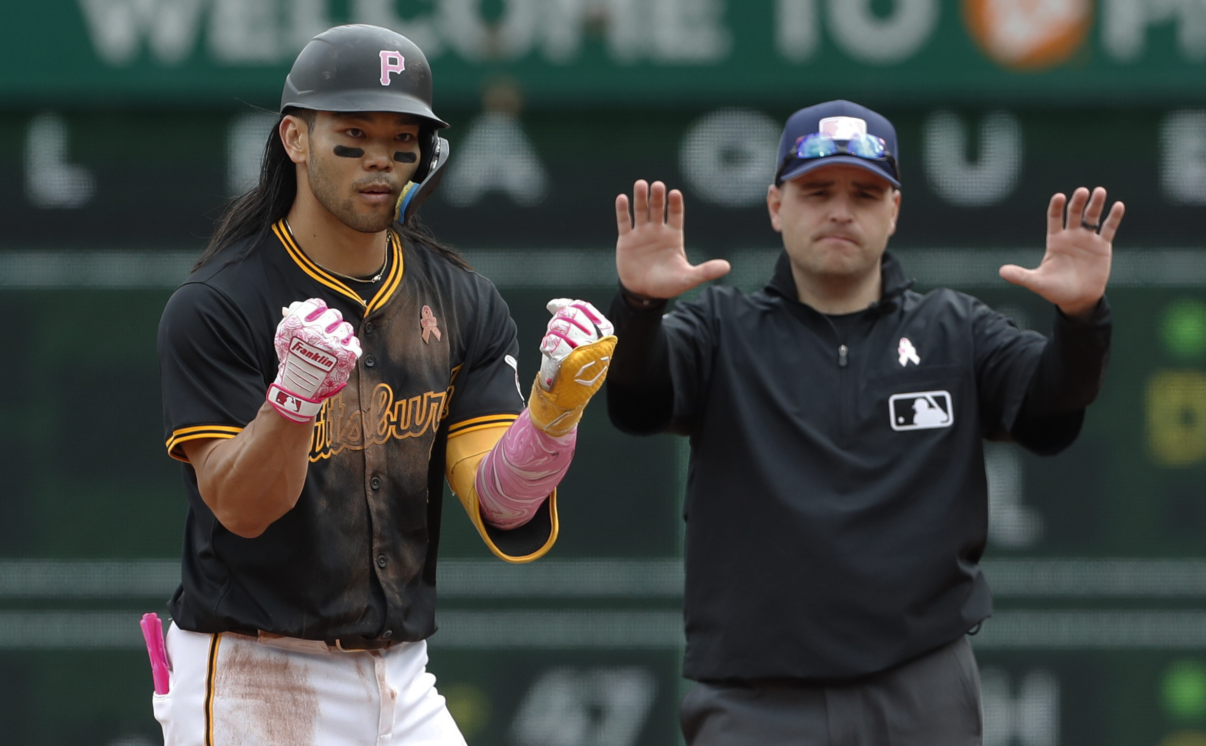 Cubs hold on for series win over slumping Pirates | Reuters