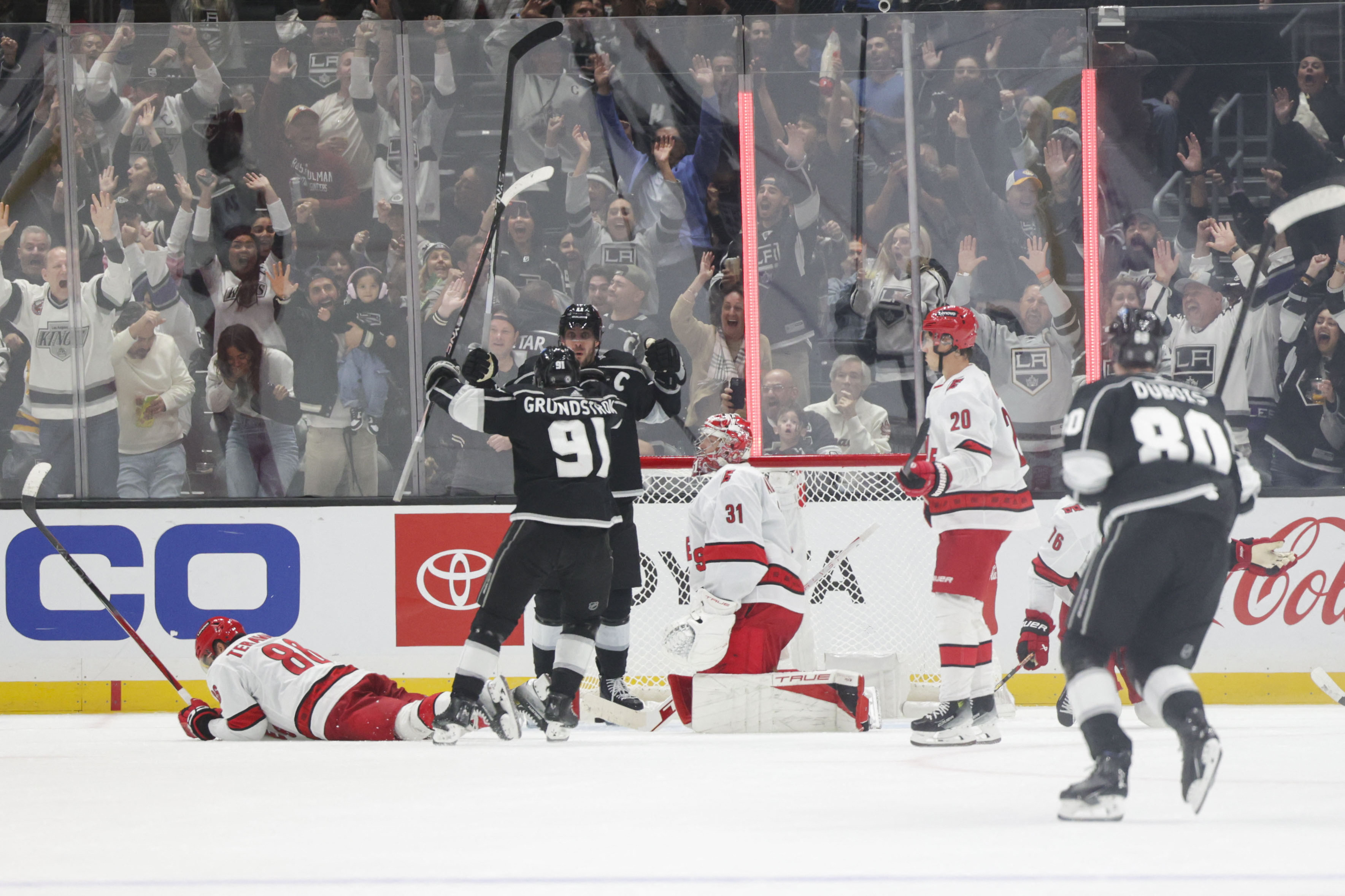 Hurricanes blow early lead, beat Kings in 9-round shootout | Reuters