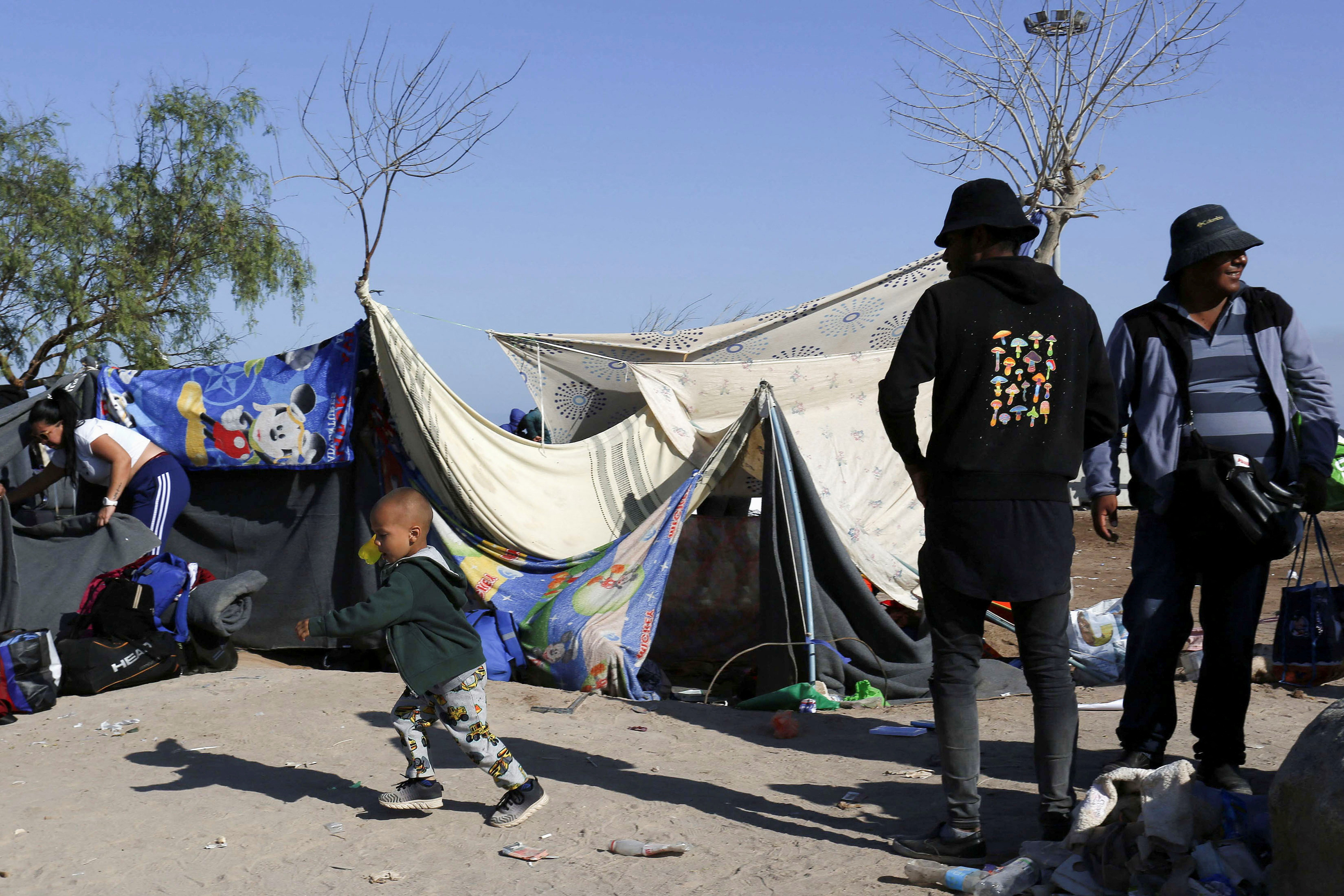 Peru sends military to Chile border to block undocumented migrants ...