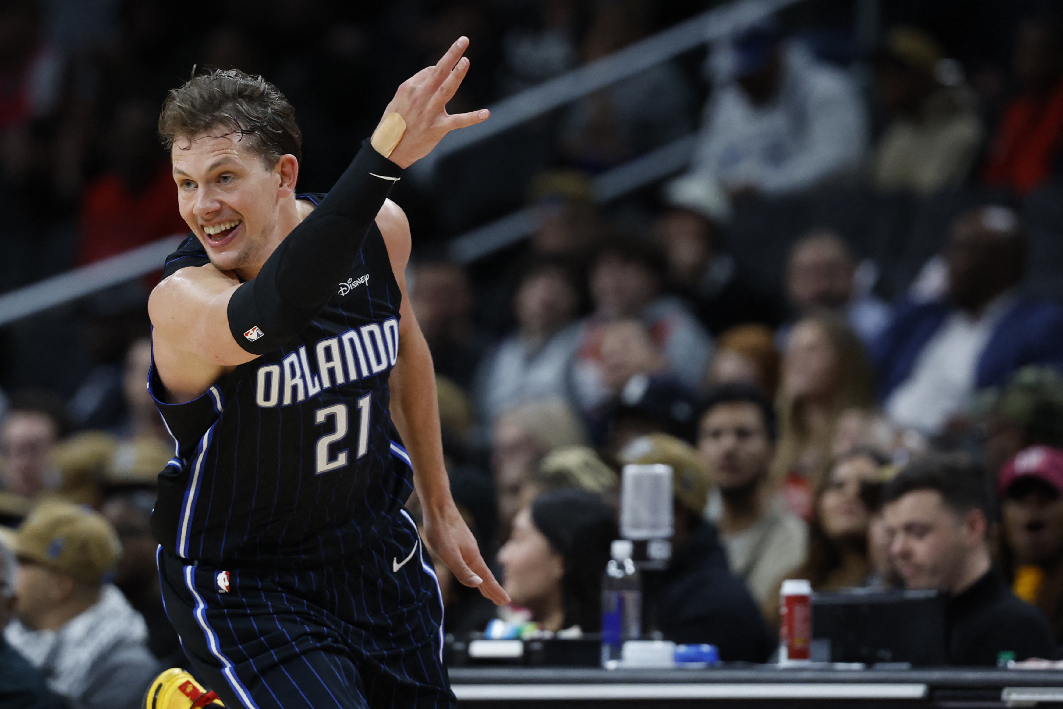 Magic mount ferocious rally, hand Wizards 16th straight loss | Reuters