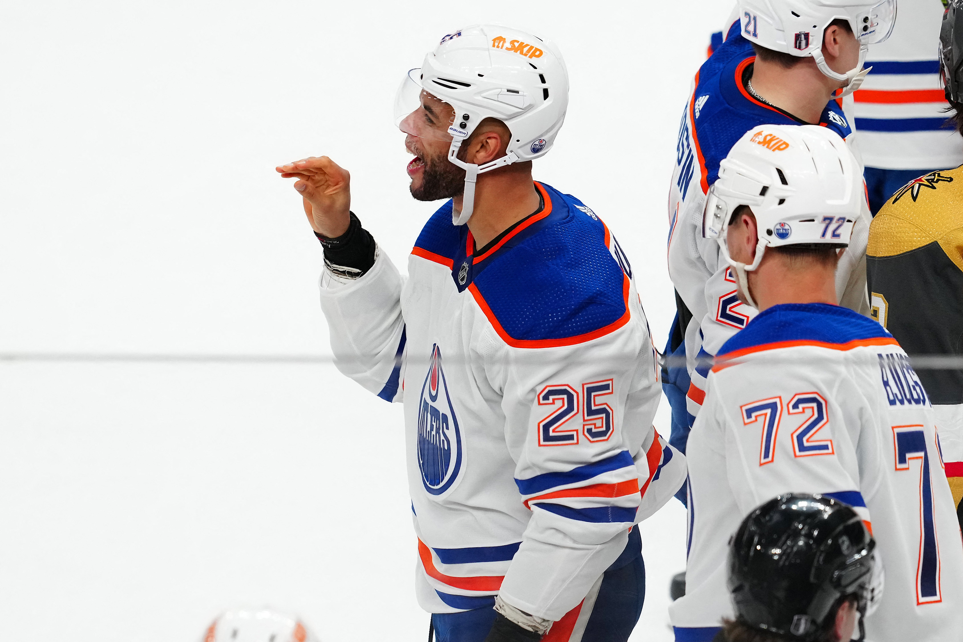 Oilers edge Wings in OT for record-tying 9th straight win | Reuters