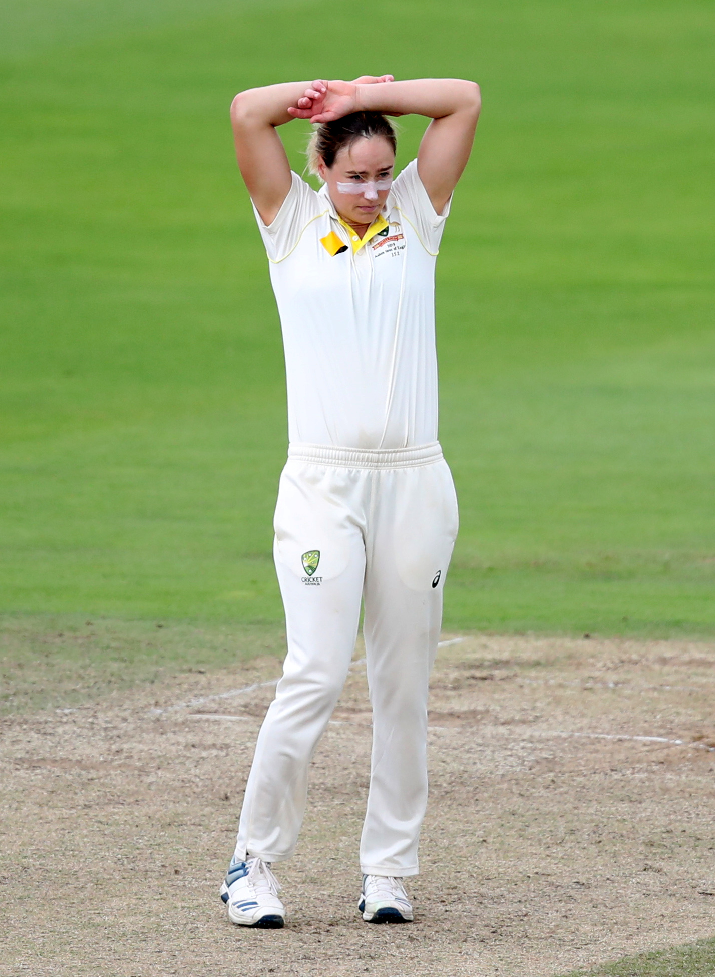 Perry the first Australian woman to pick up 300 wickets | Reuters