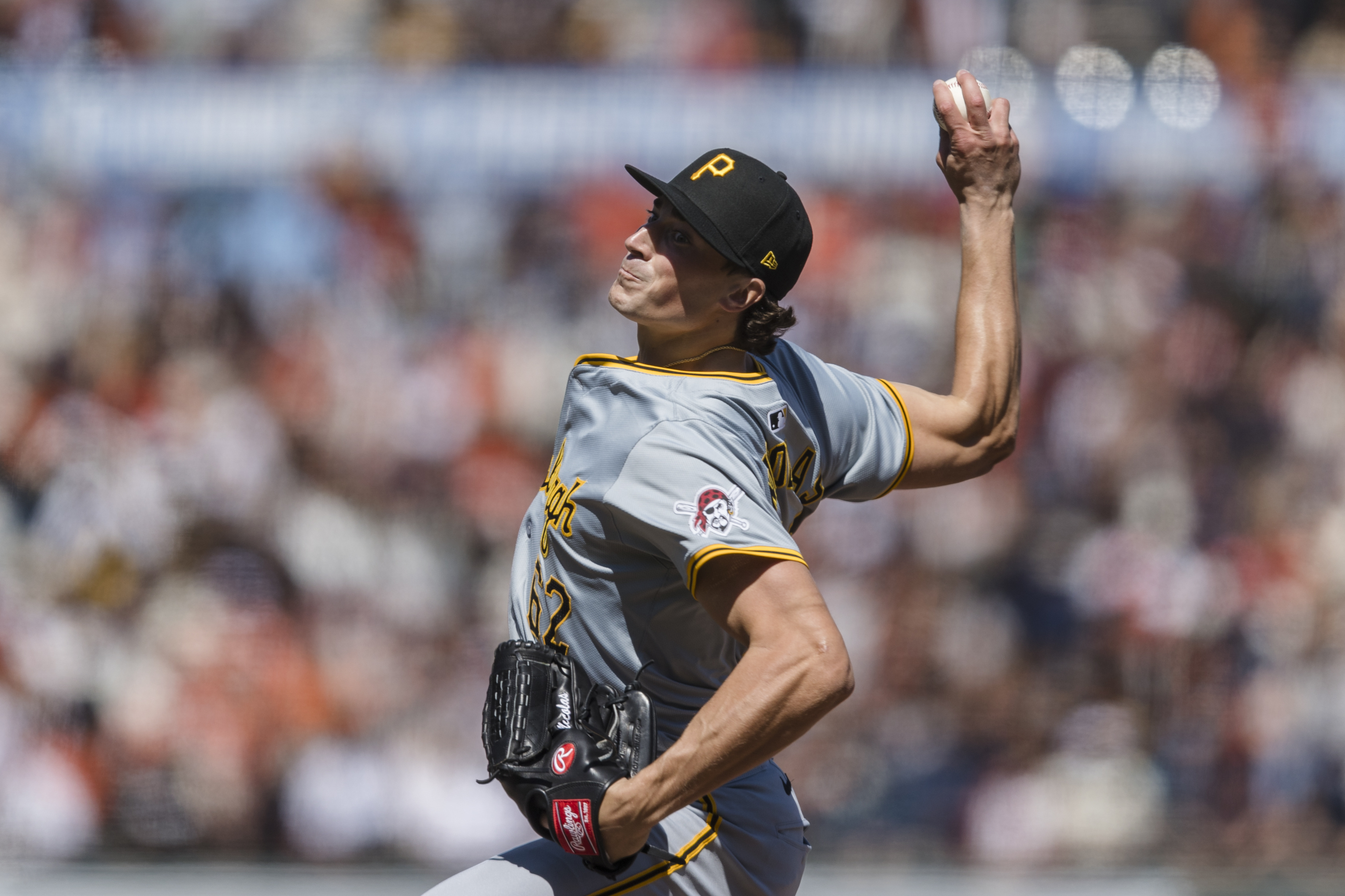 Giants edge Pirates to win low-scoring series | Reuters