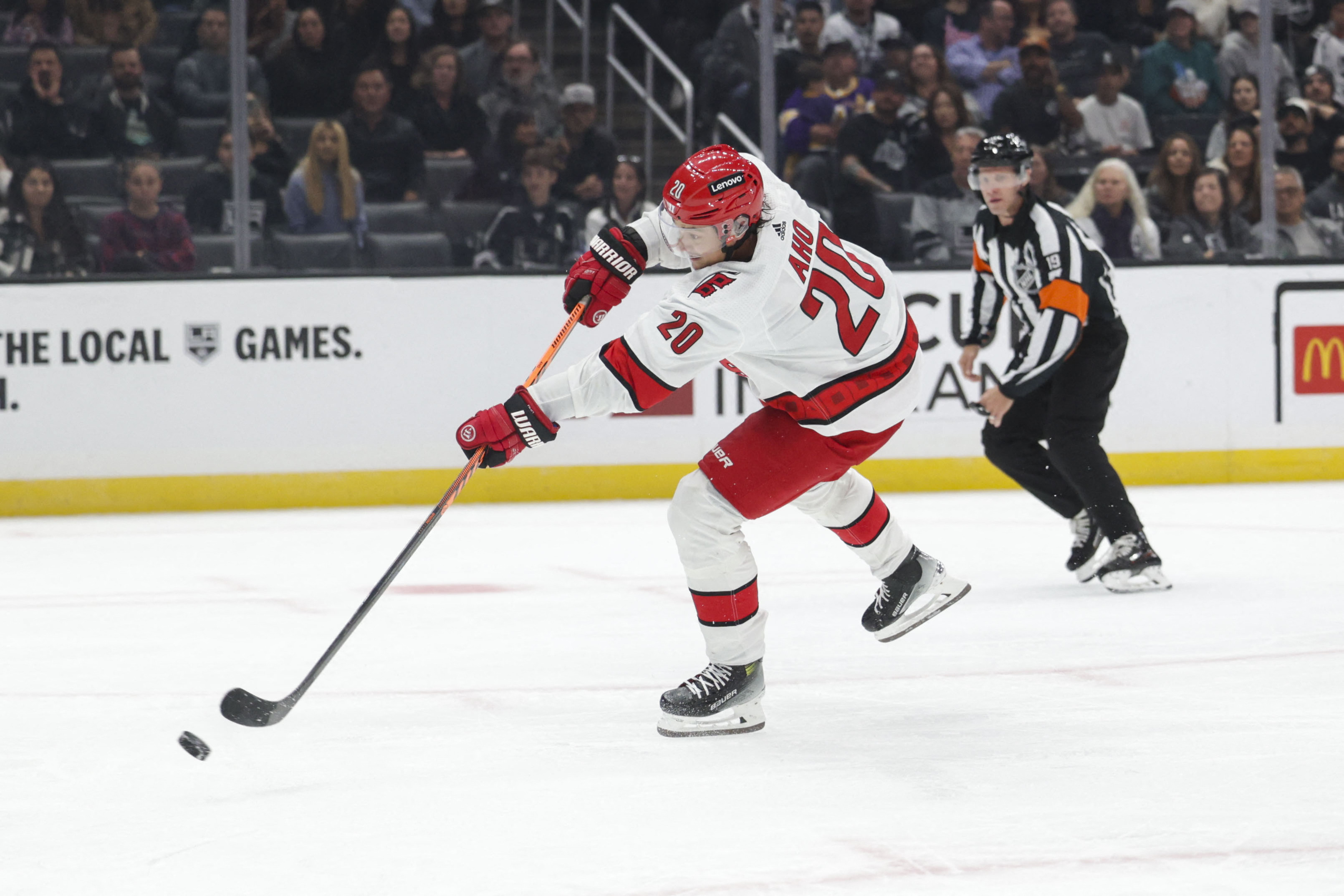 Hurricanes blow early lead, beat Kings in 9-round shootout | Reuters