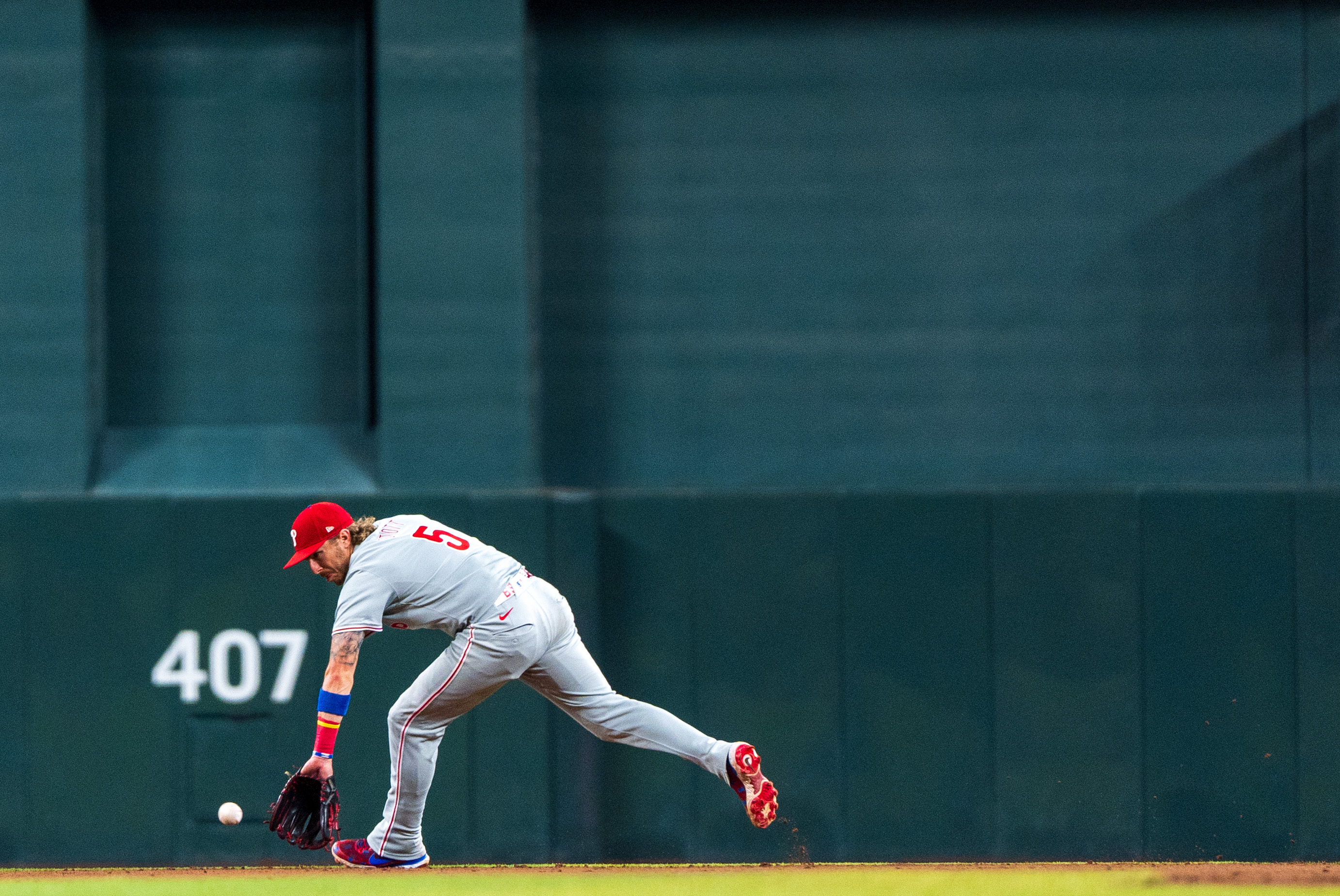 Surging D-backs overcome injuries, smoke Phillies | Reuters