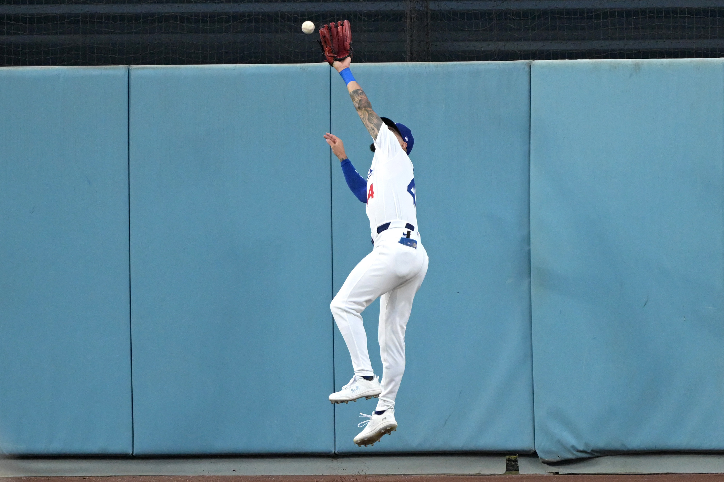 Freddie Freeman returns as Dodgers down Phillies | Reuters