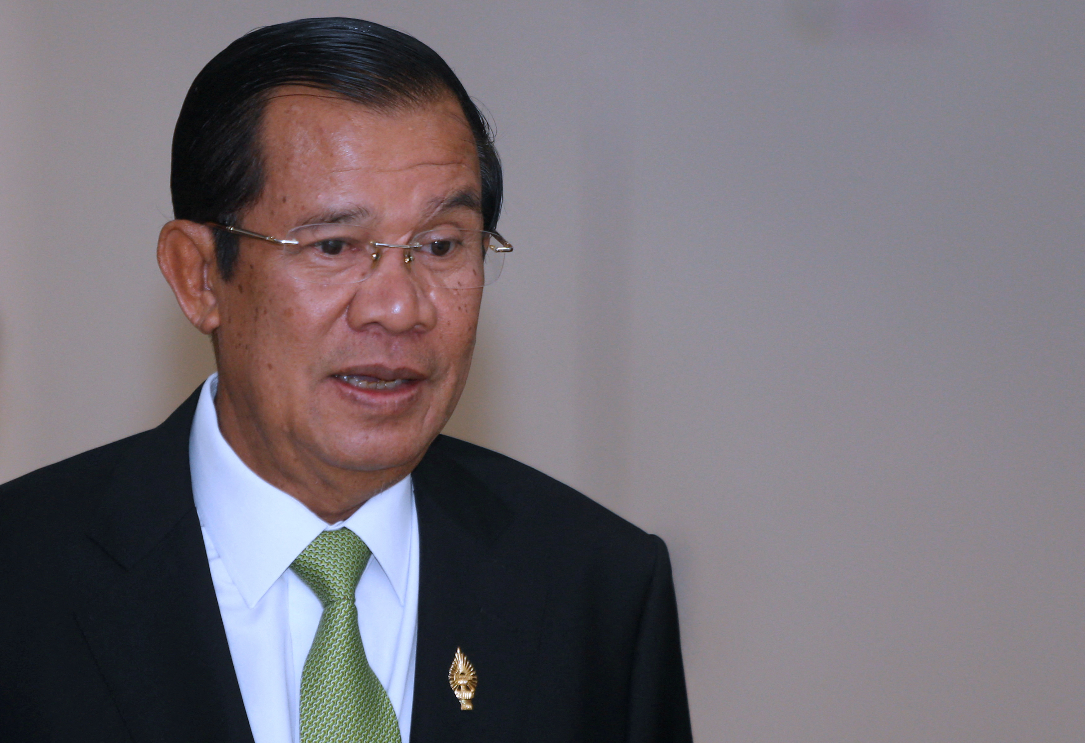 Cambodian Pm Hun Sen To Hand Over Power To Son Next Month Reuters 
