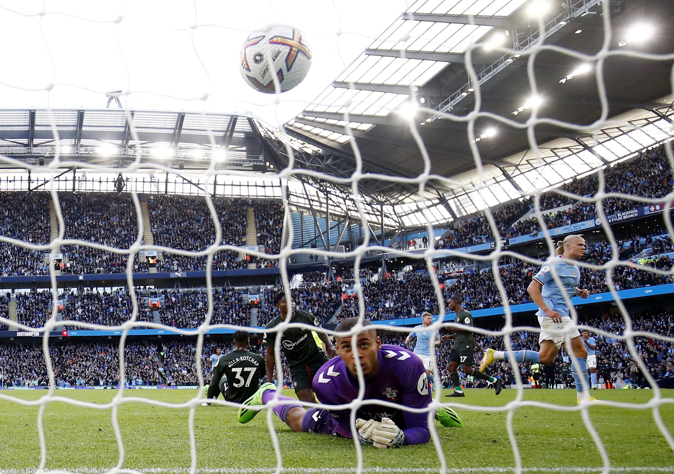 Man City move top, Chelsea and Newcastle continue to rise, Spurs ...