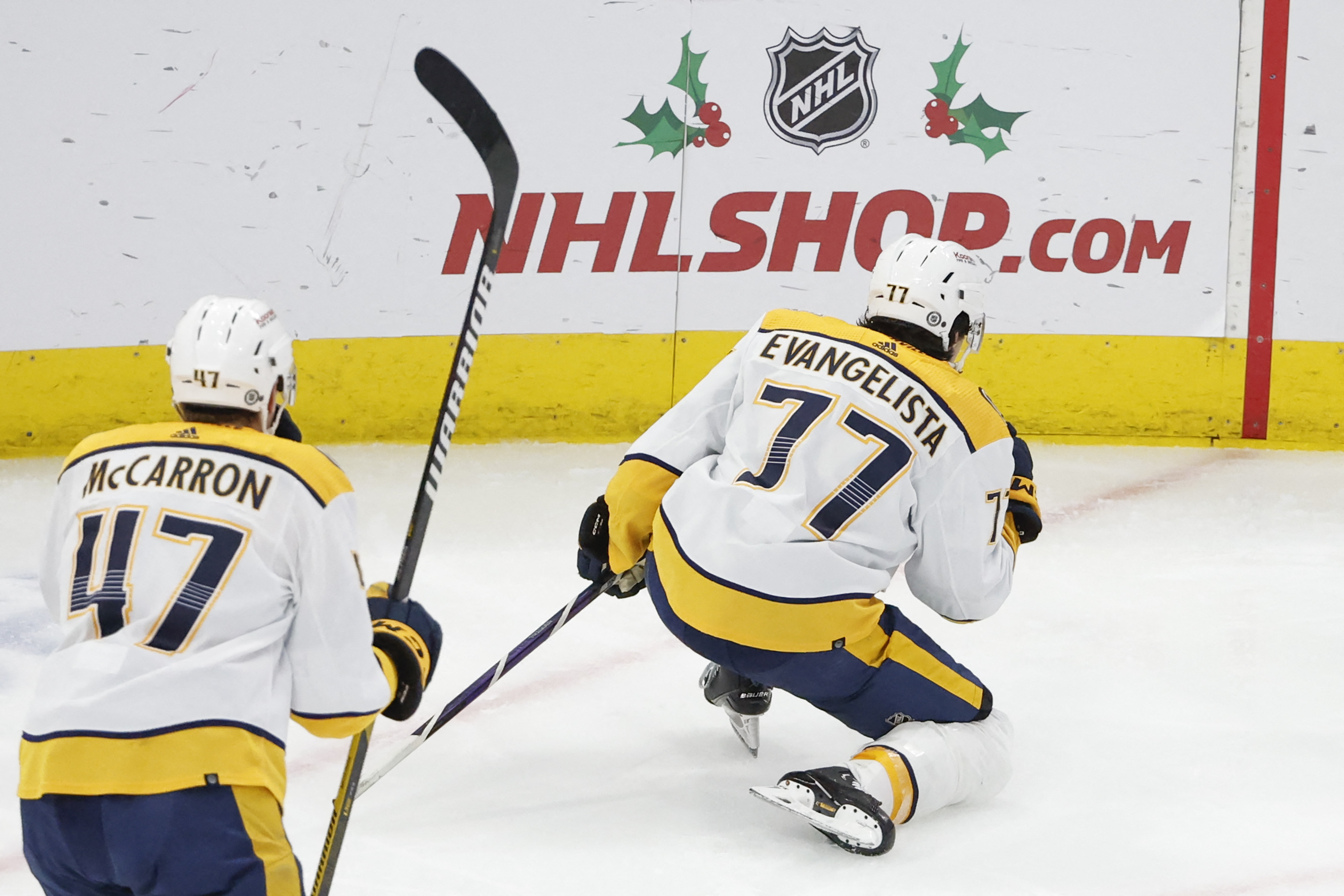 Ryan O'Reilly helps Predators clip Blackhawks in shootout | Reuters