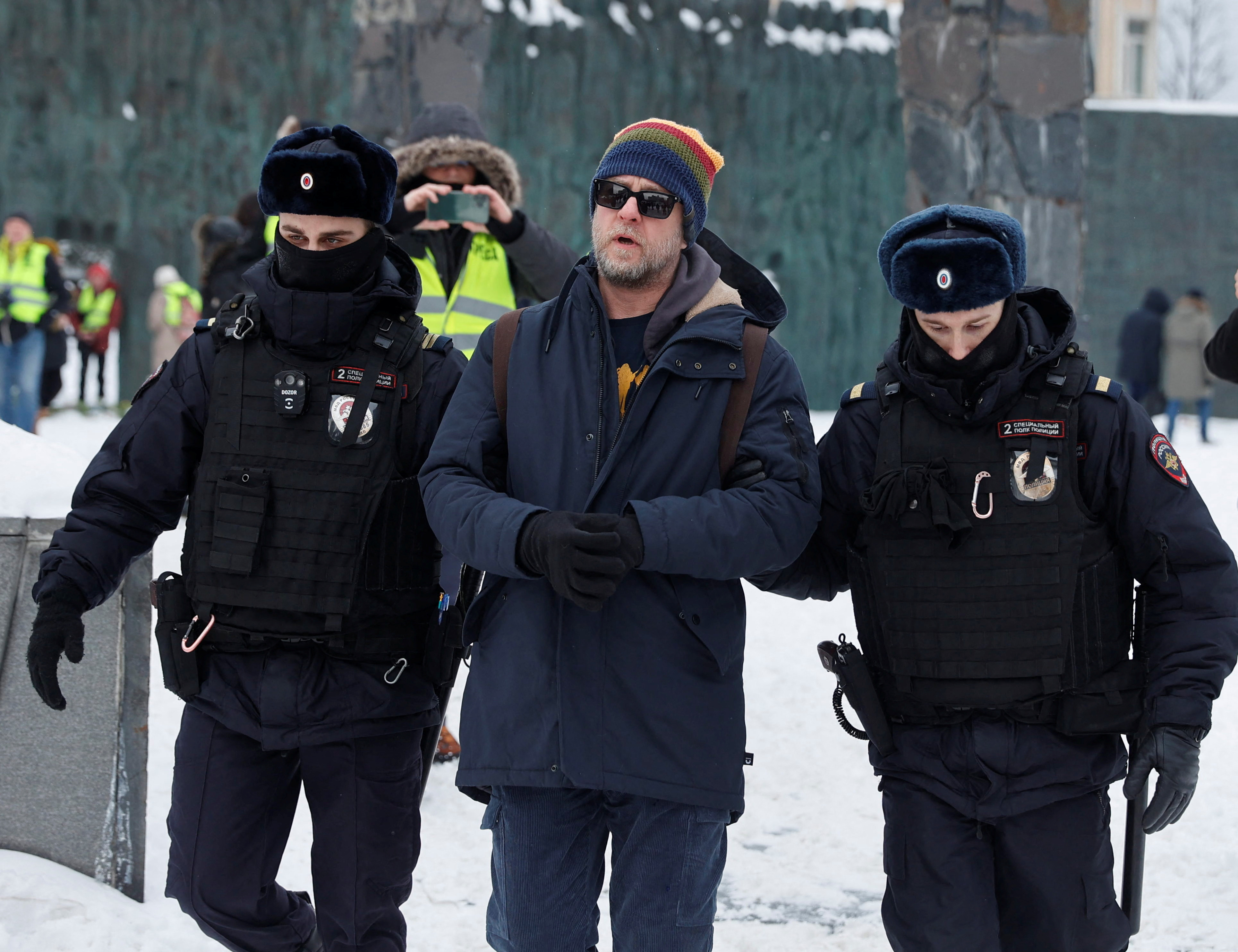 In pictures: Hundreds detained at memorials for Navalny in Russia ...