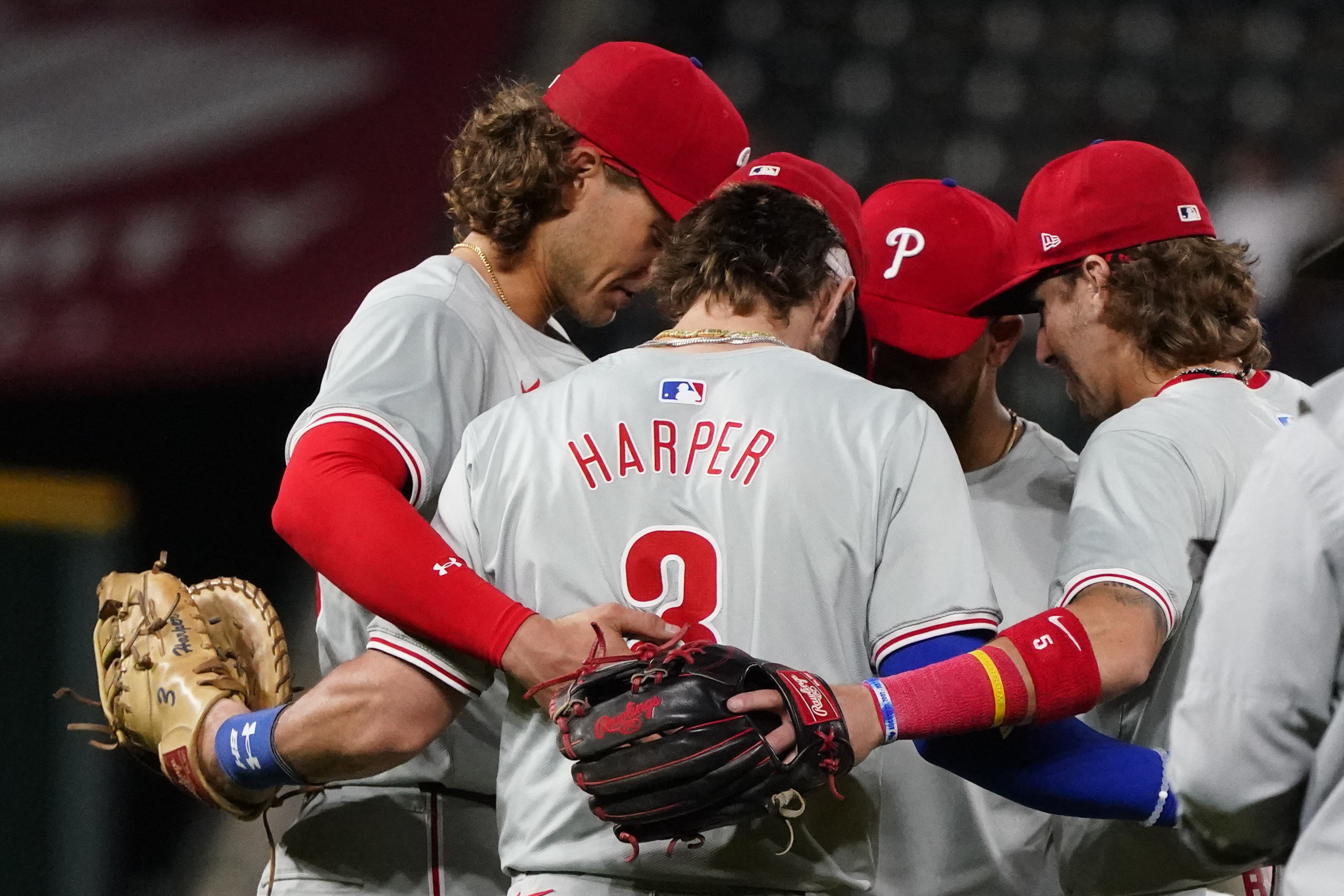 Phillies score 6 runs in 9th to rally past Rockies | Reuters