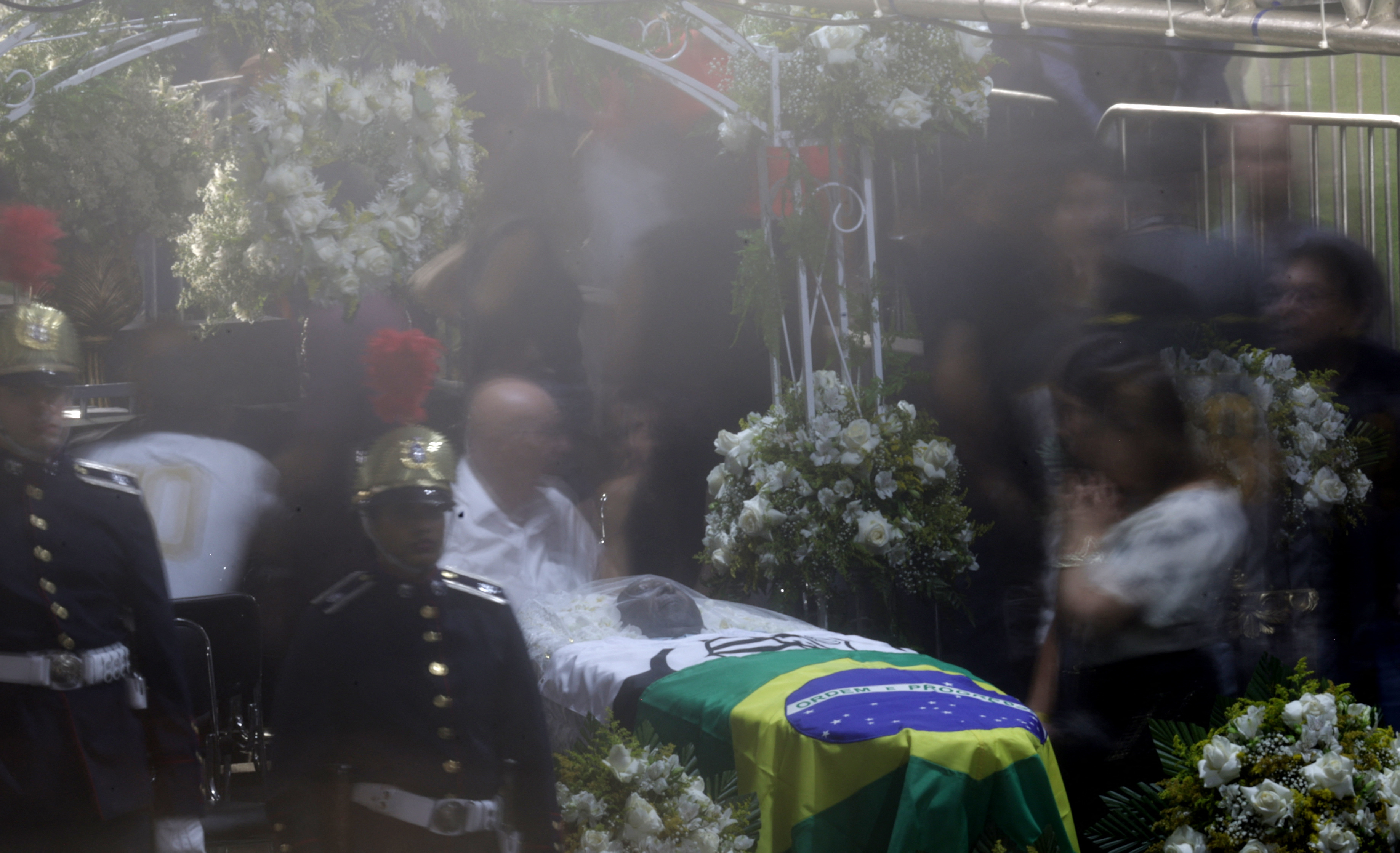 Brazil bids farewell to 'king of soccer' Pele with 24-hour wake | Reuters