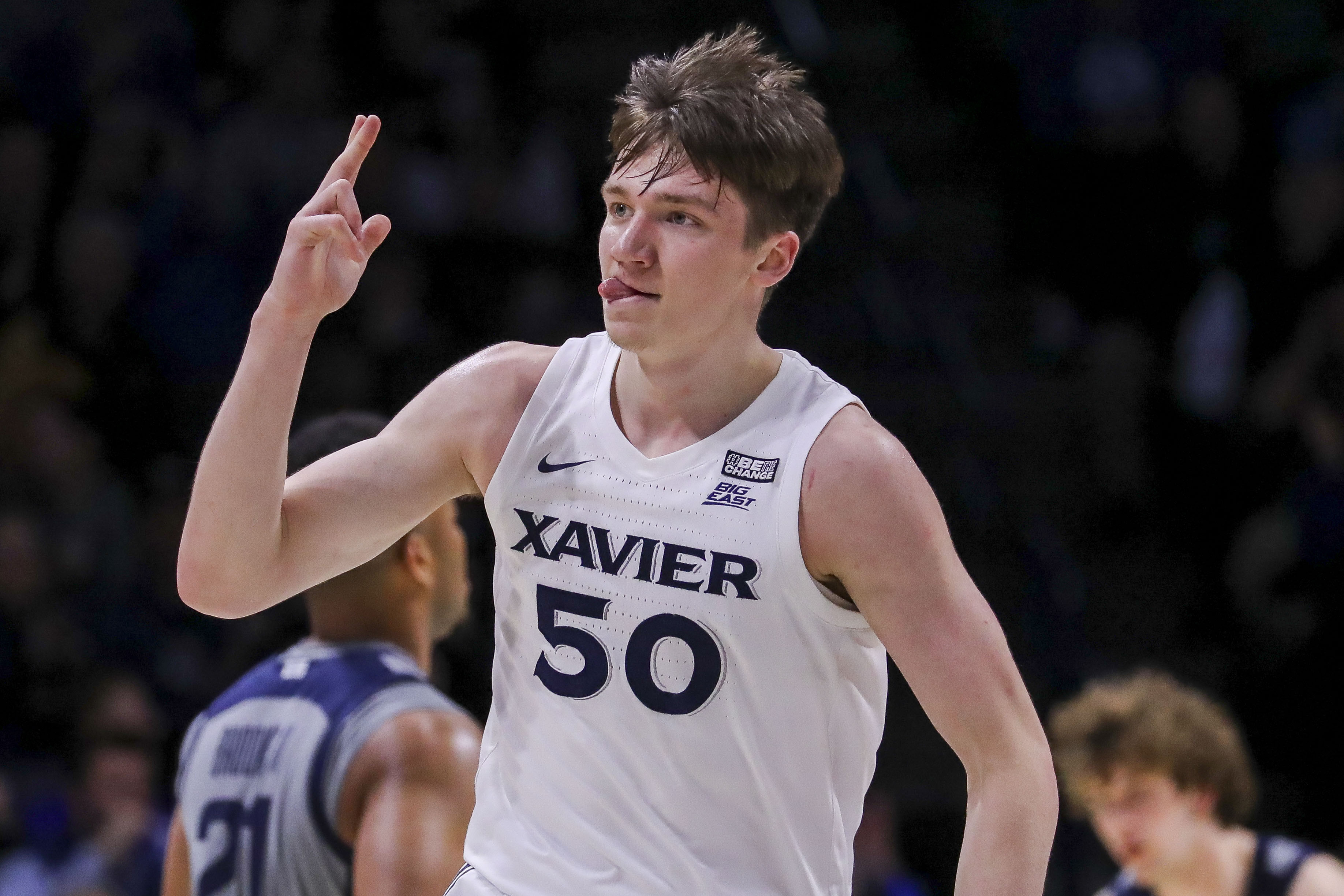 Late dunk helps Xavier sneak by Georgetown, 92-91 | Reuters