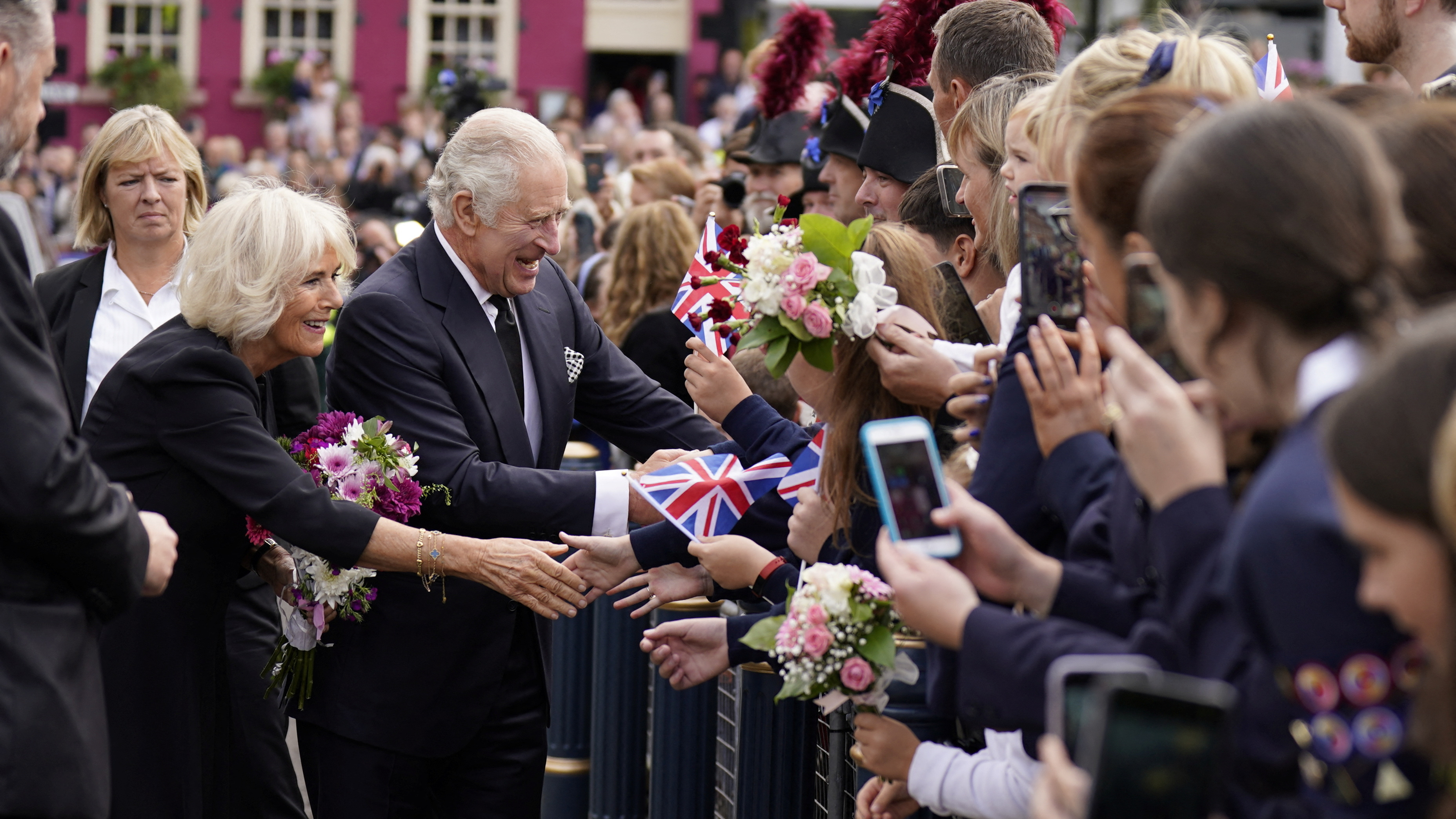 Queen's coffin arrives at Buckingham Palace as huge crowds line London ...