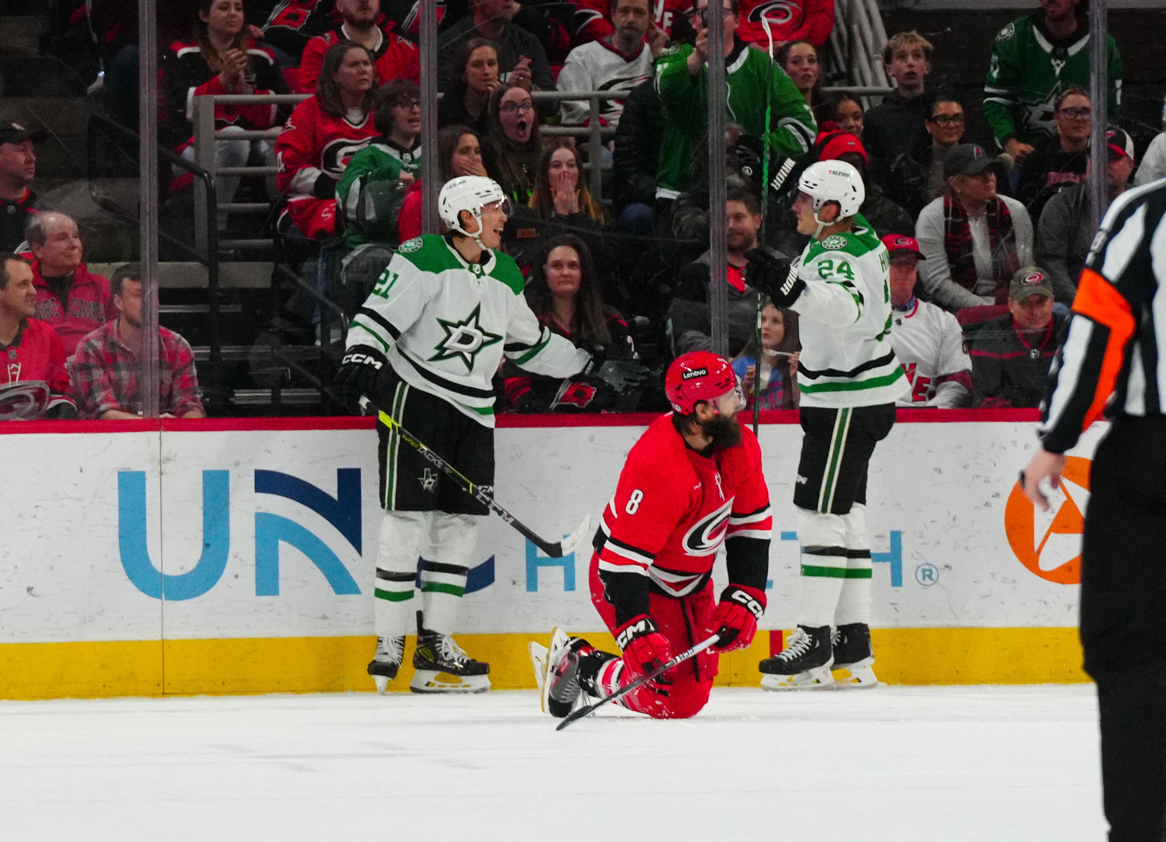 Stars edge Hurricanes to halt winless streak | Reuters