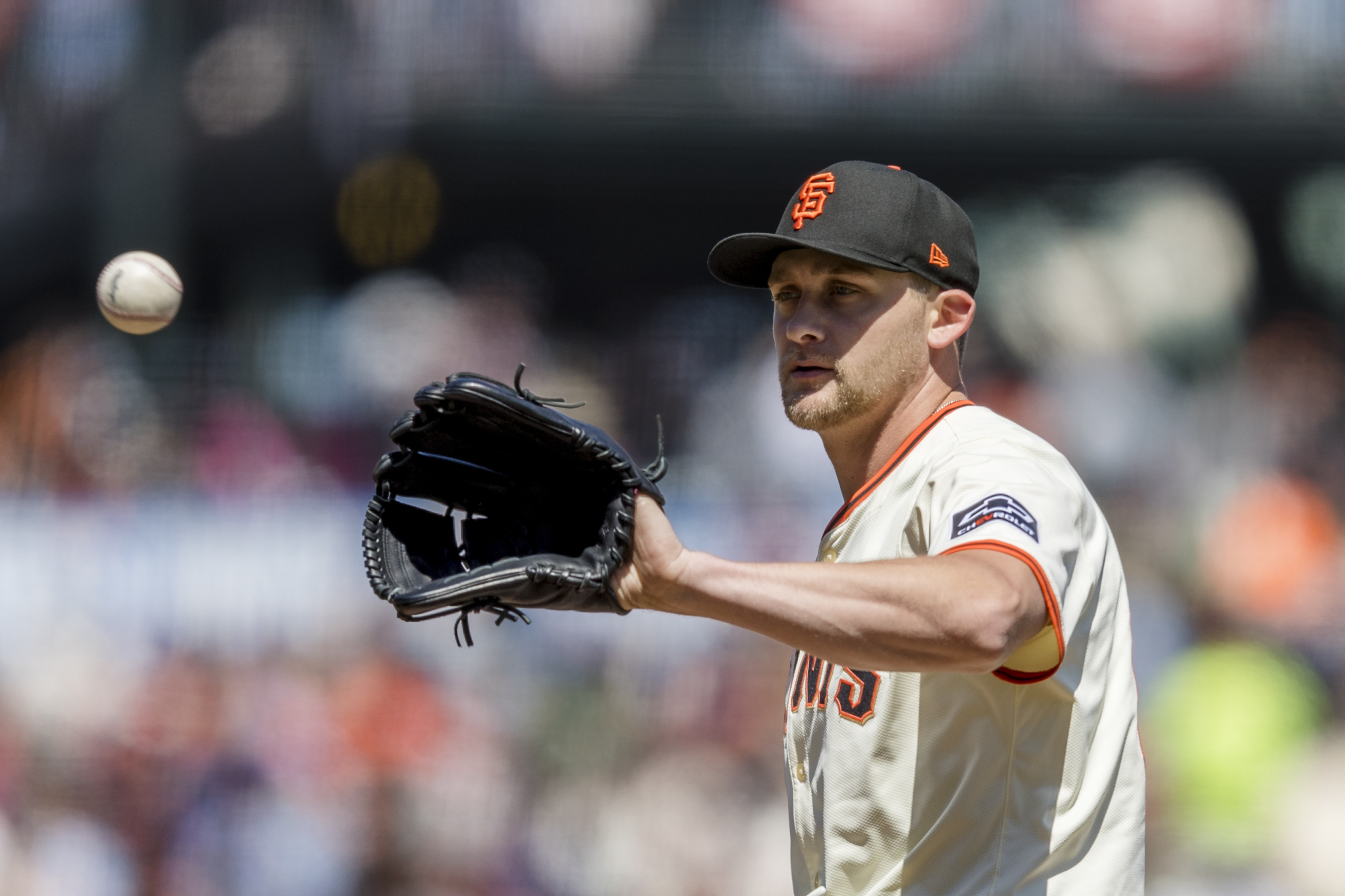 Giants edge Pirates to win low-scoring series | Reuters