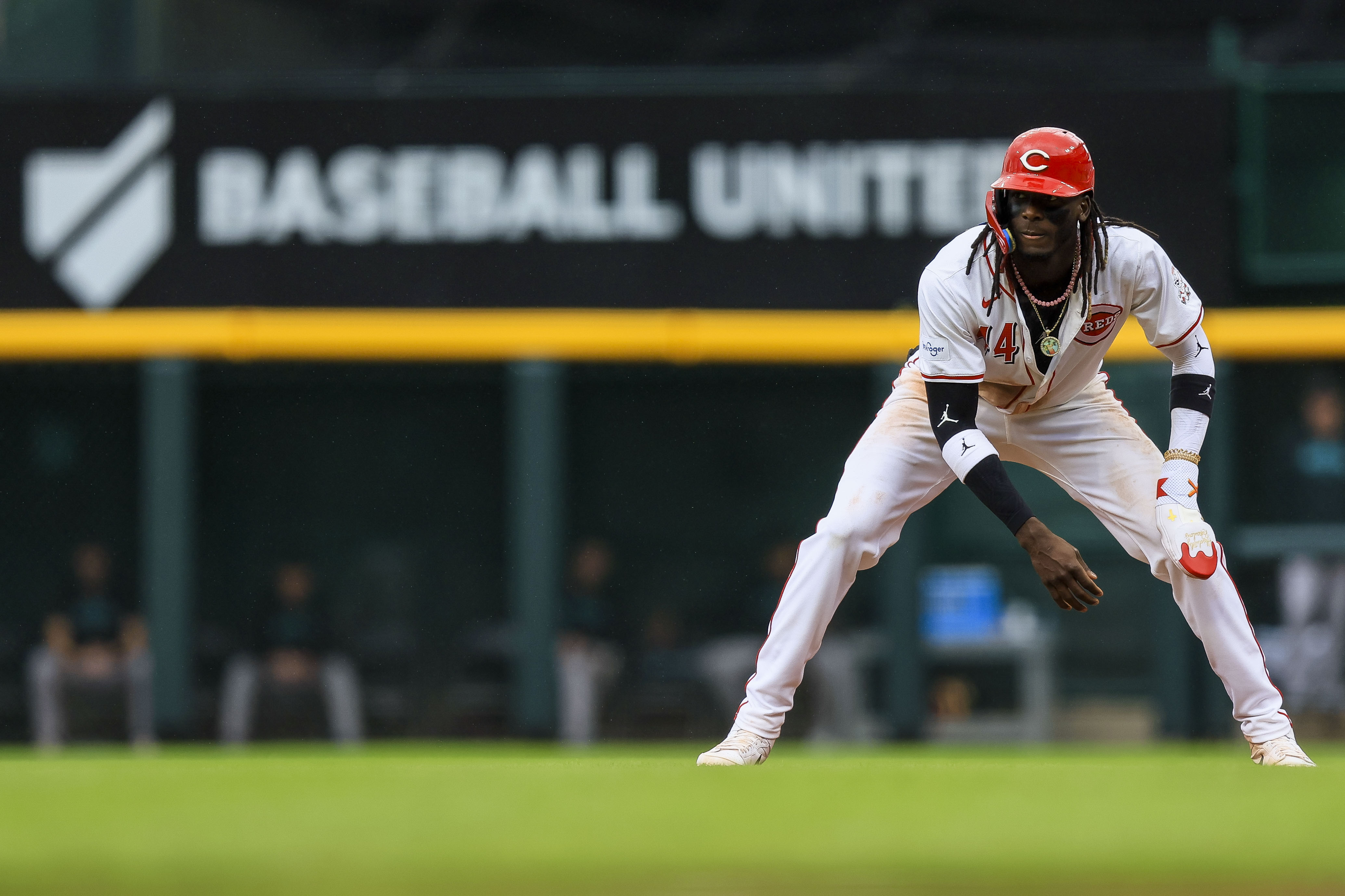 In pitchers' duel, D-backs edge reeling Reds on late hit | Reuters
