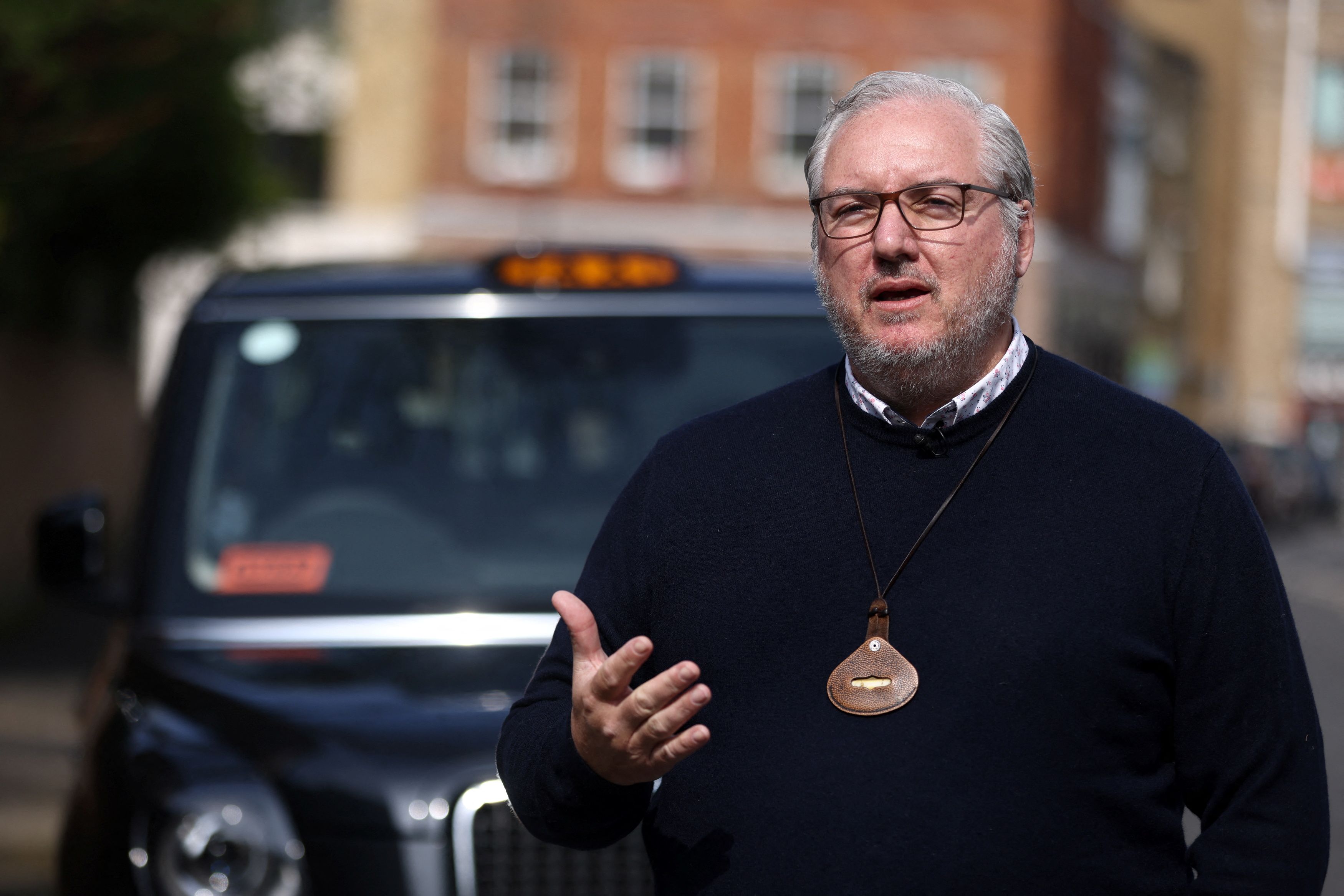 London cabbies rally to help Ukrainian refugees | Reuters