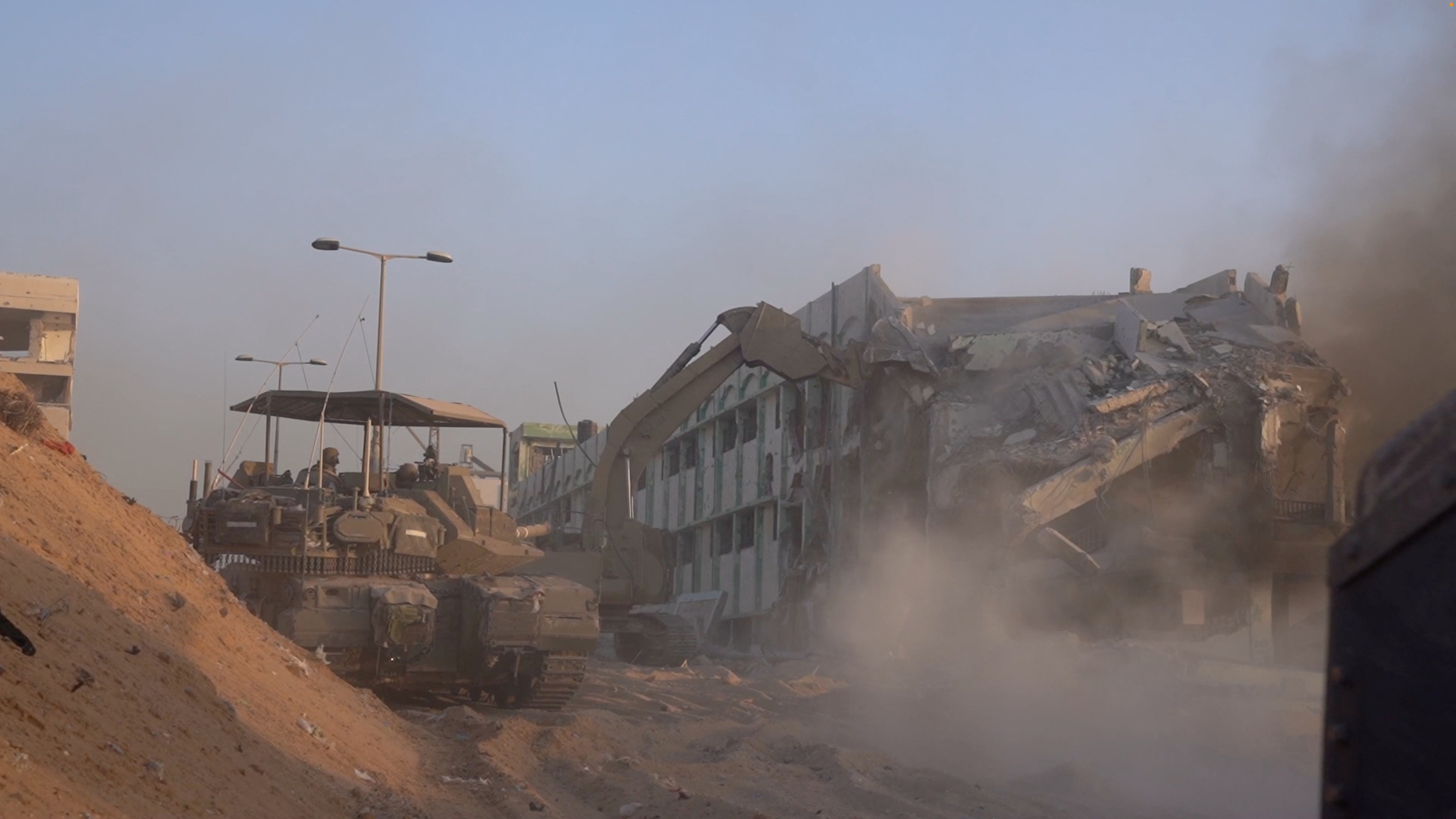 In pictures: Israeli forces battle Hamas in Gaza Strip - November 7 ...