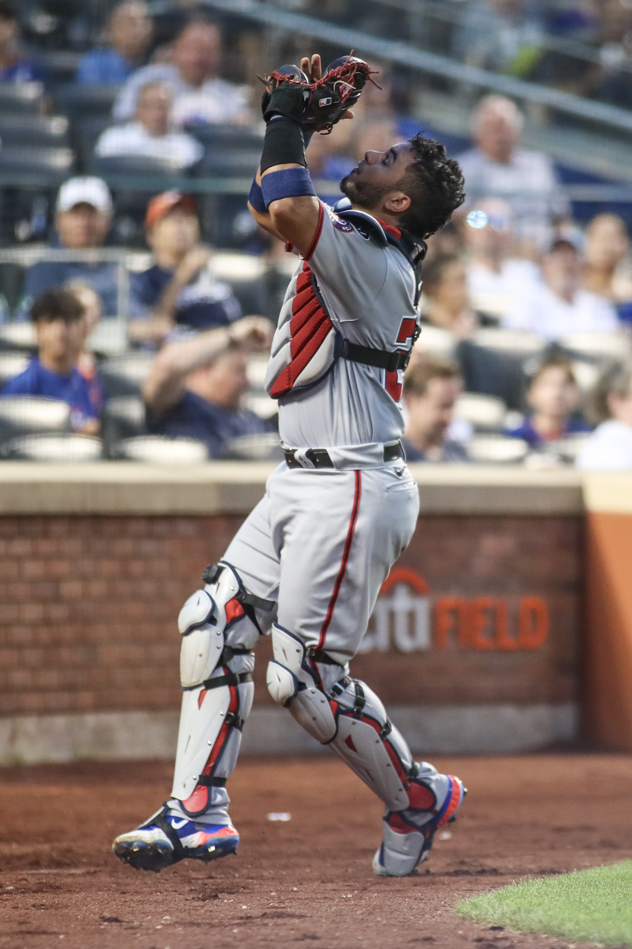 After rain delay, Mets eke out win over Nationals | Reuters