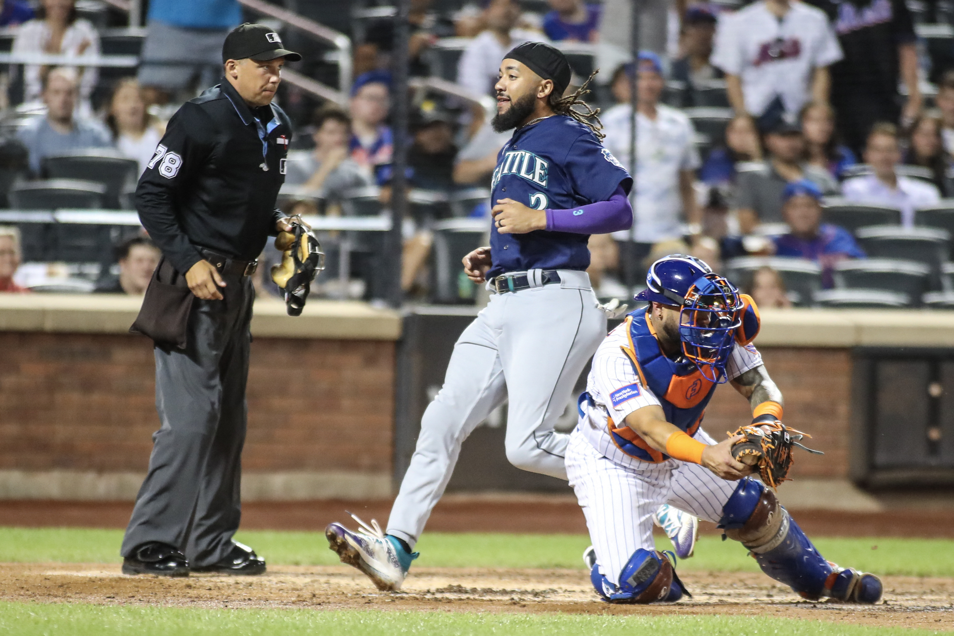 Mariners score last, win seesaw game with Mets | Reuters